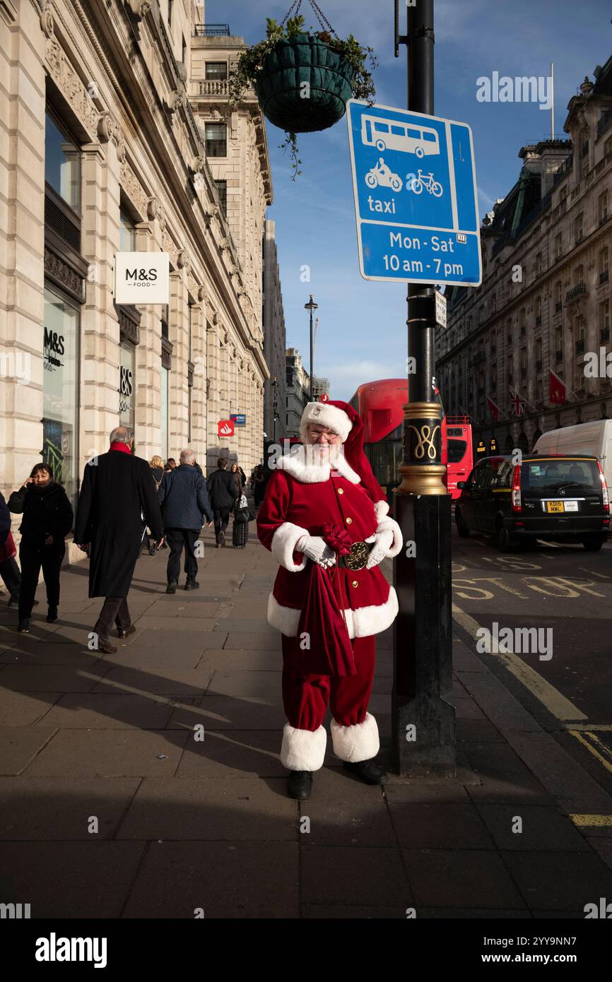 UK. 20th Dec, 2024. Santa Claus (Father Christmas) is spotted on ...