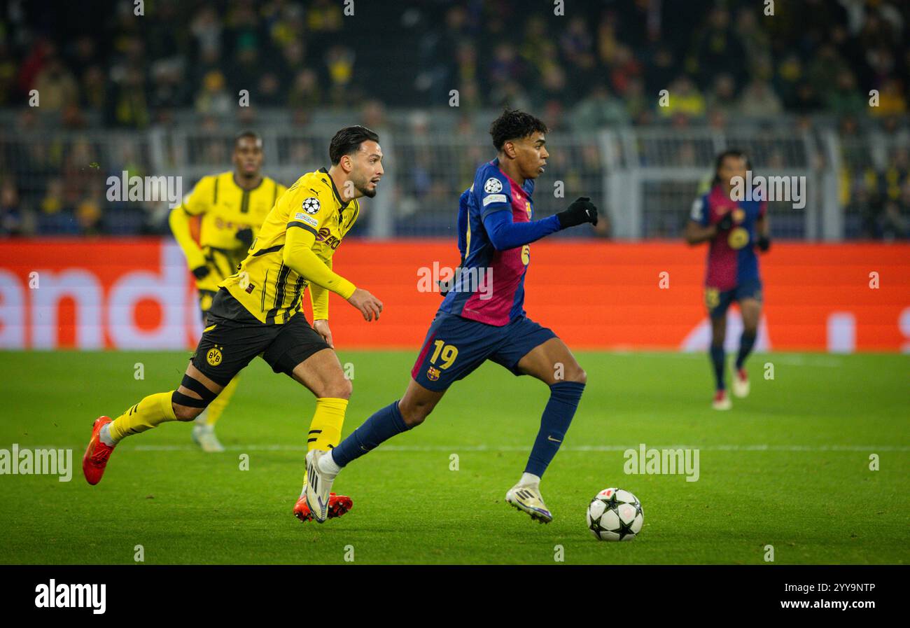 Dortmund, Germany. 11th Dec 2024. Ramy Bensebaini (BvB) Lamine Yamal (Barca) Borussia Dortmund ...