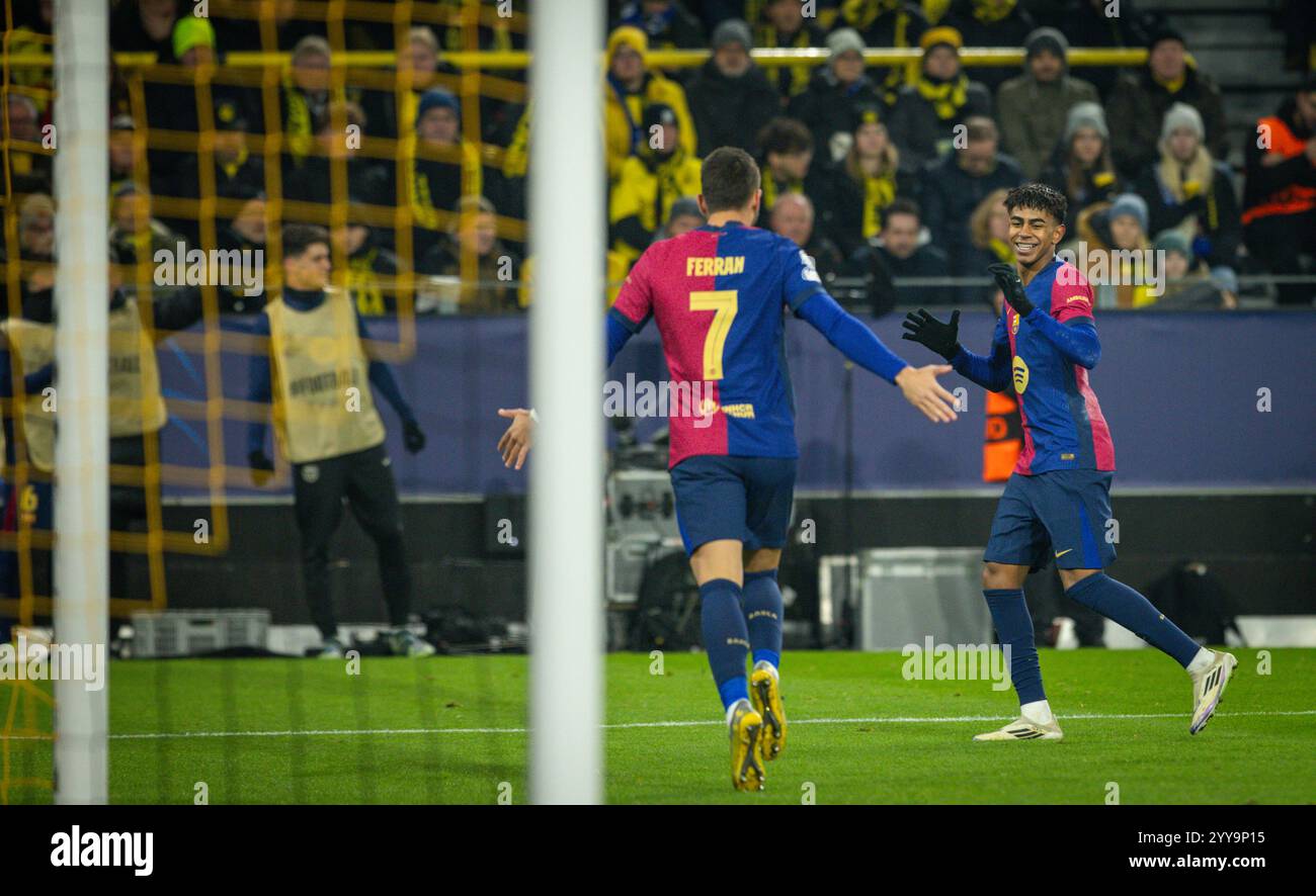 Dortmund, Germany. 11th Dec 2024. Ferran Torres (Barca) Lamine Yamal ...