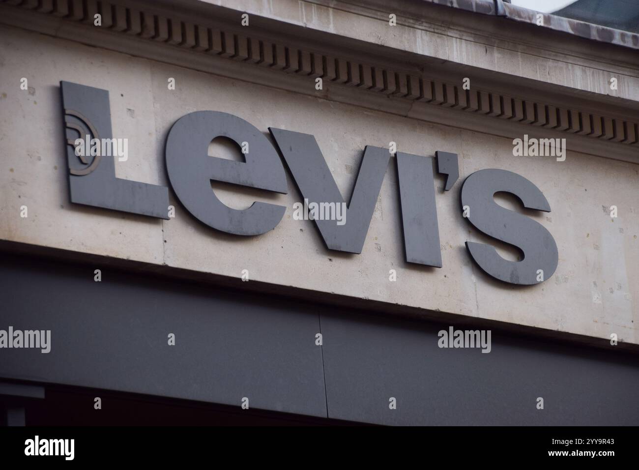 London, UK. 20th December 2024. Levi's logo at the store in Regent ...