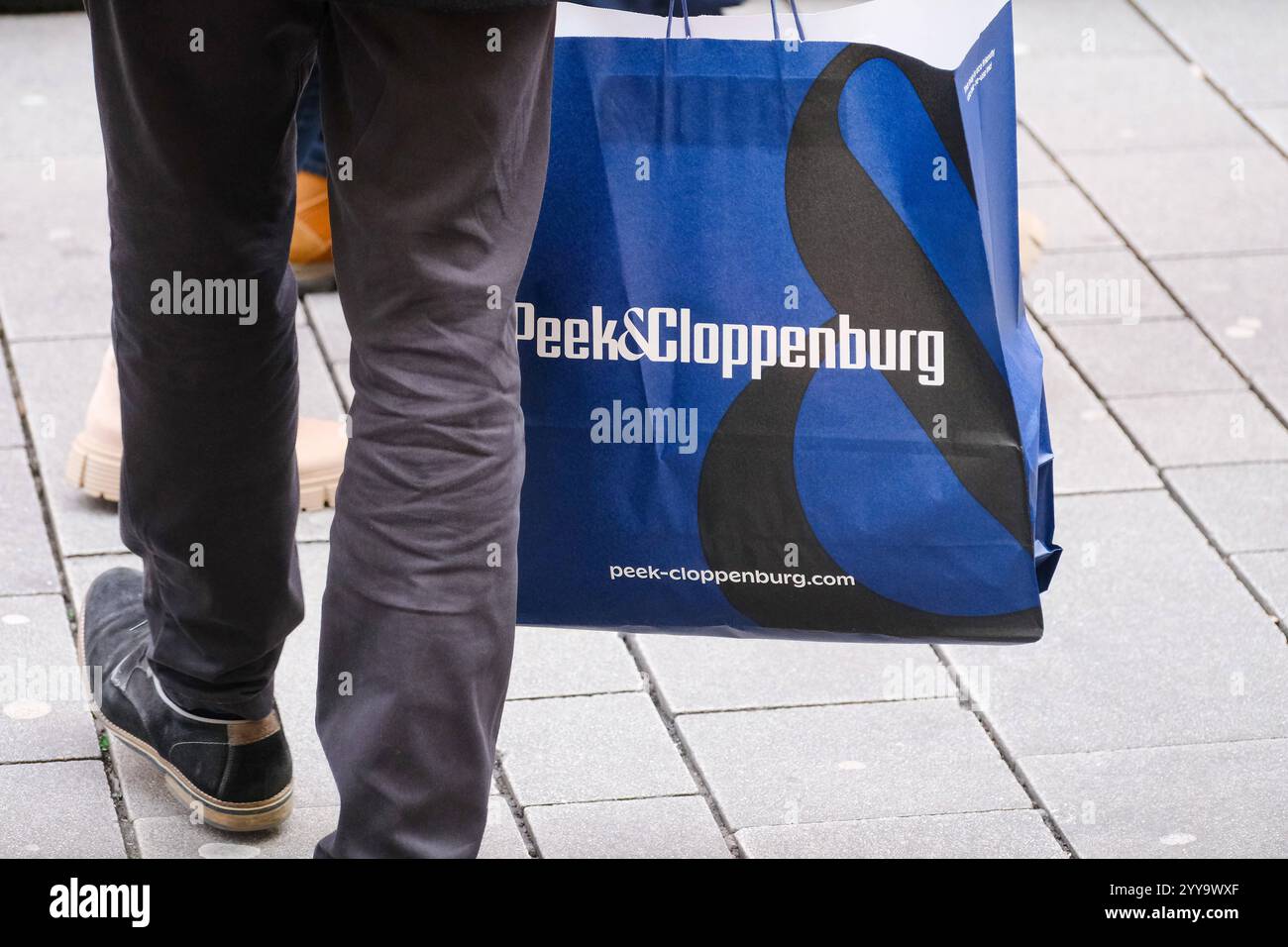 Düsseldorf 20.12.2024 Peek & Cloppenburg P&C PundC Modegeschäft Filiale ...