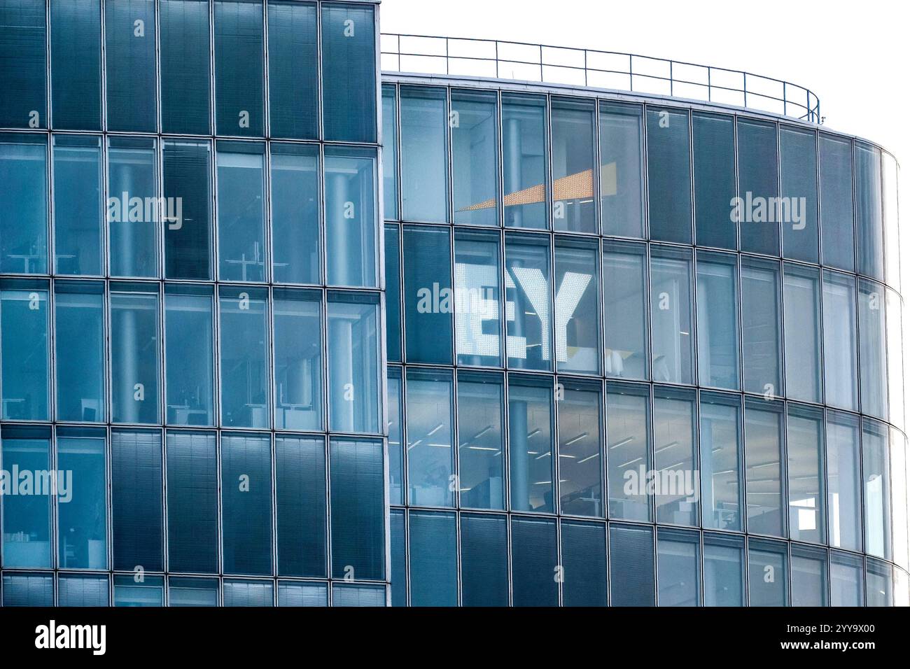 Düsseldorf 20.12.2024 Logo Schriftzug Leuchtreklame EY Ernst & Young ...