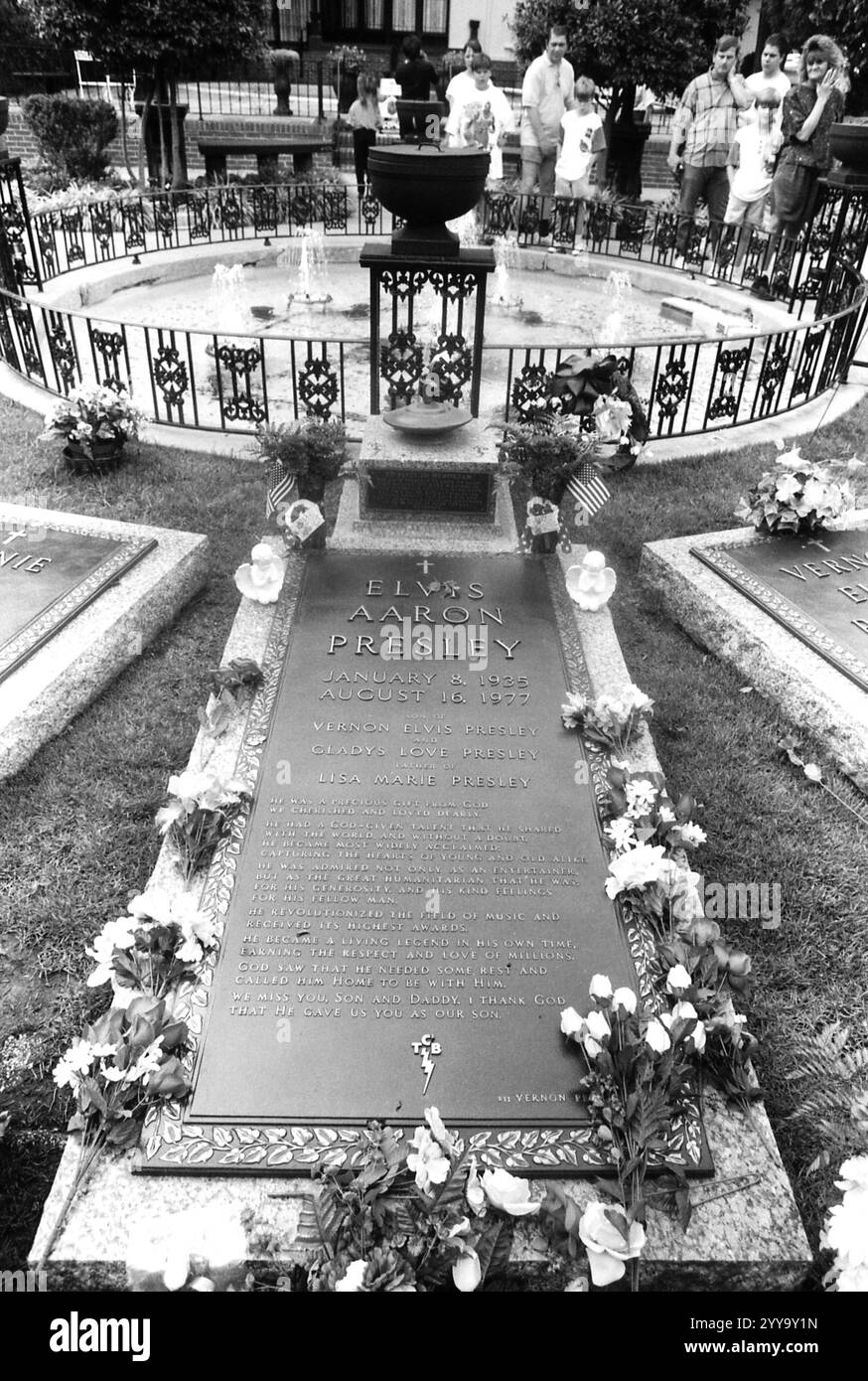 Memphis, Tennessee, USA, cca. 1994. The grave of Elvis Presley on the ...