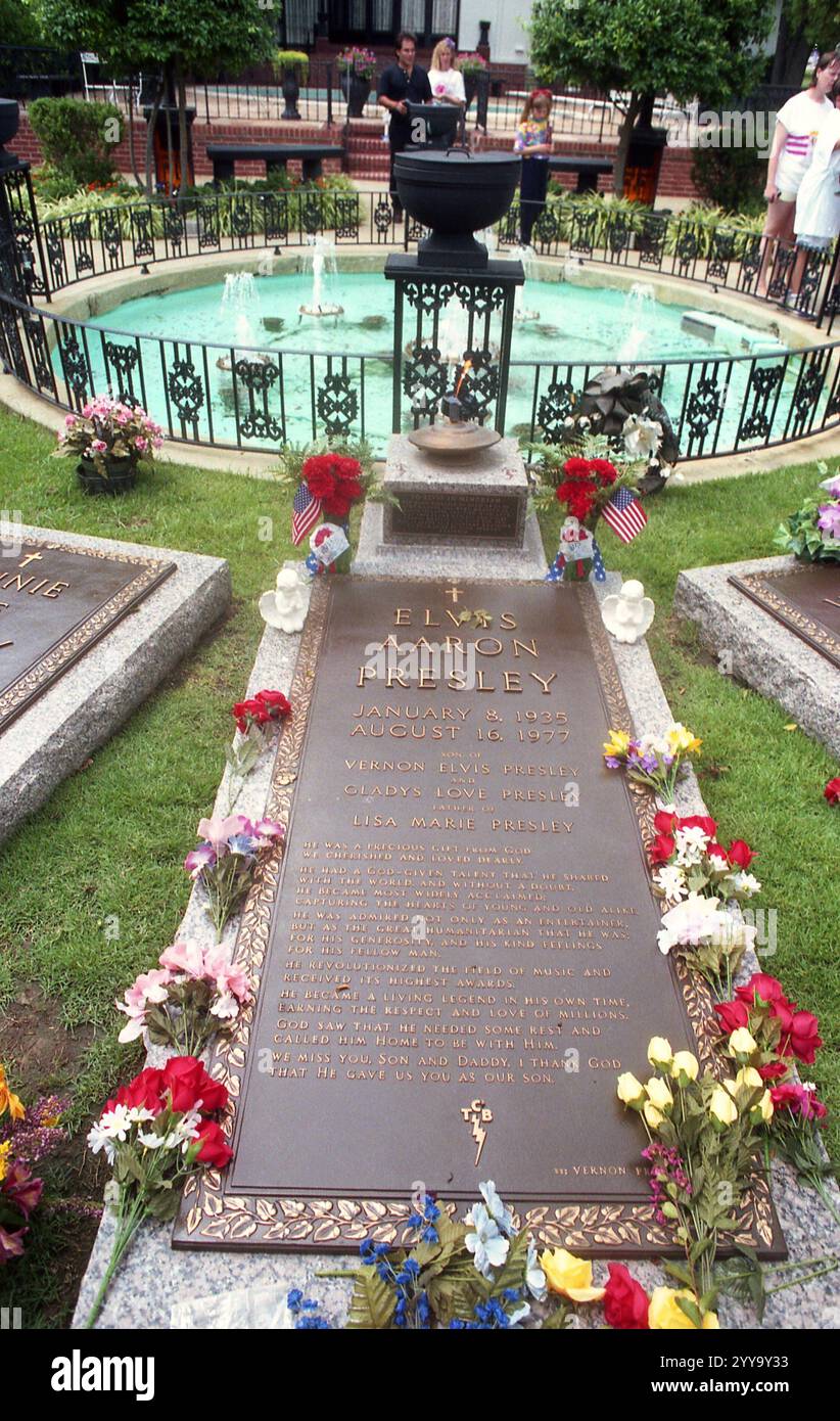 Memphis, Tennessee, USA, cca. 1994. The grave of Elvis Presley on the ...