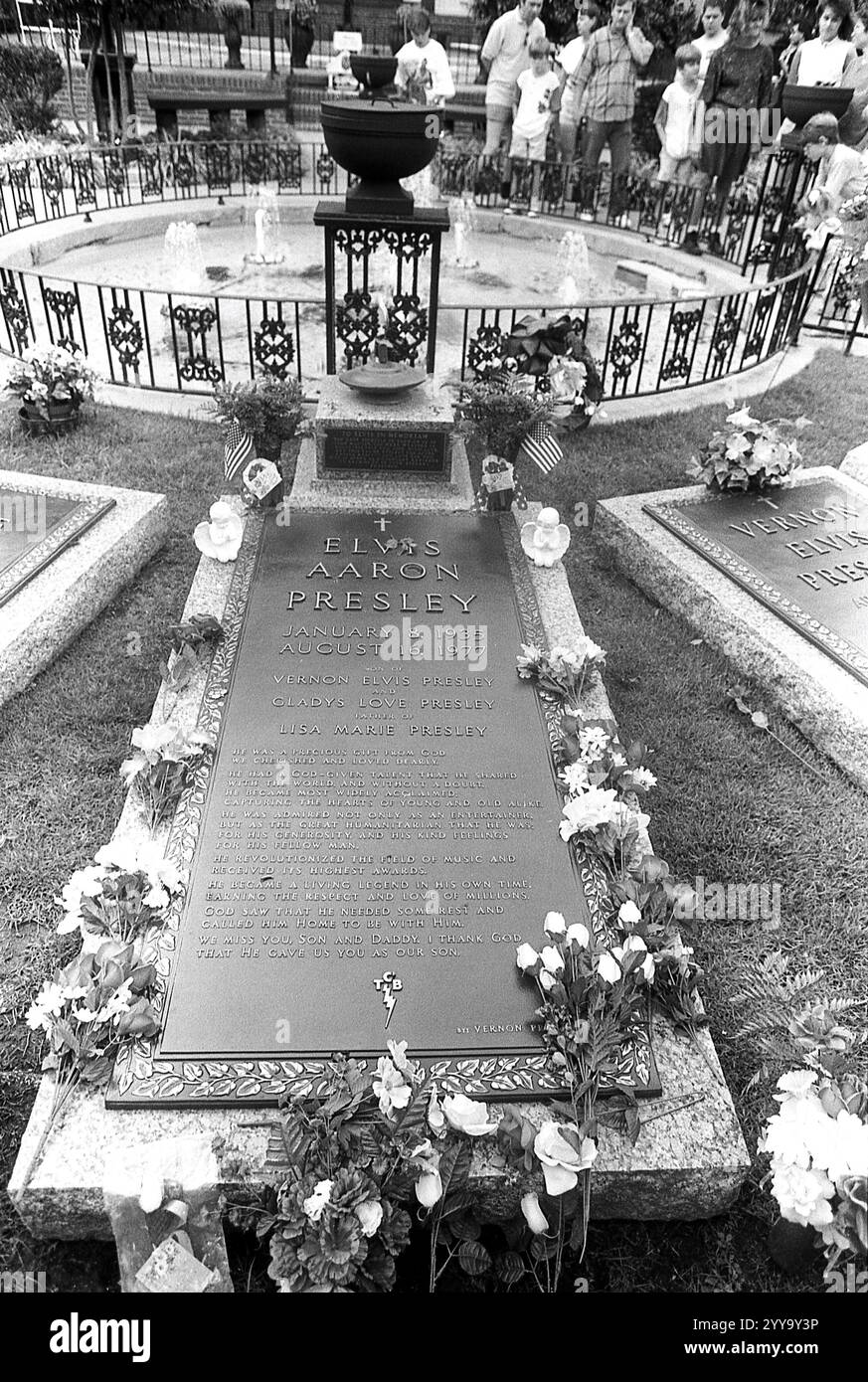 Memphis, Tennessee, USA, cca. 1994. The grave of Elvis Presley on the ...