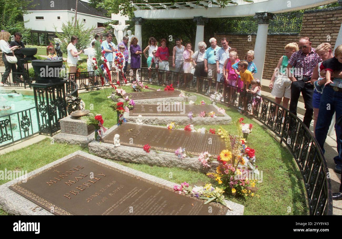Memphis, Tennessee, USA, cca. 1994. The grave of Elvis Presley on the ...
