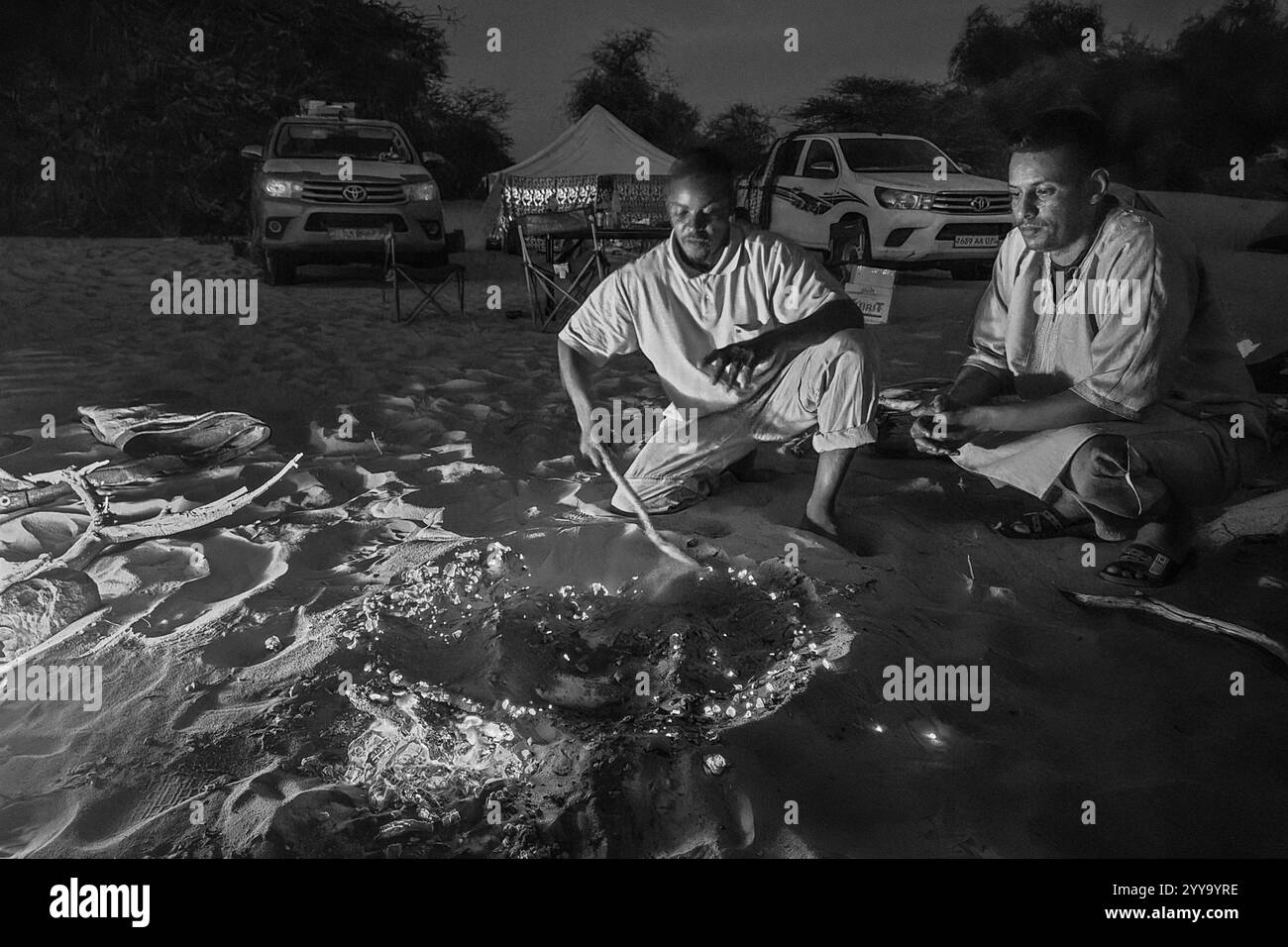 Mauritania, Azweiga, preparation and cooking of traditional desert ...