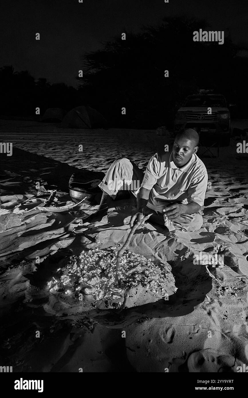 Mauritania, Azweiga, preparation and cooking of traditional desert ...