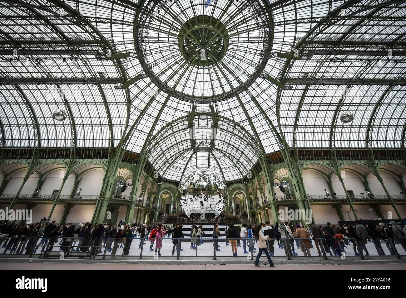 Paris, France. 20th Dec, 2024. Skating enthusiasts skate at a huge ice ...