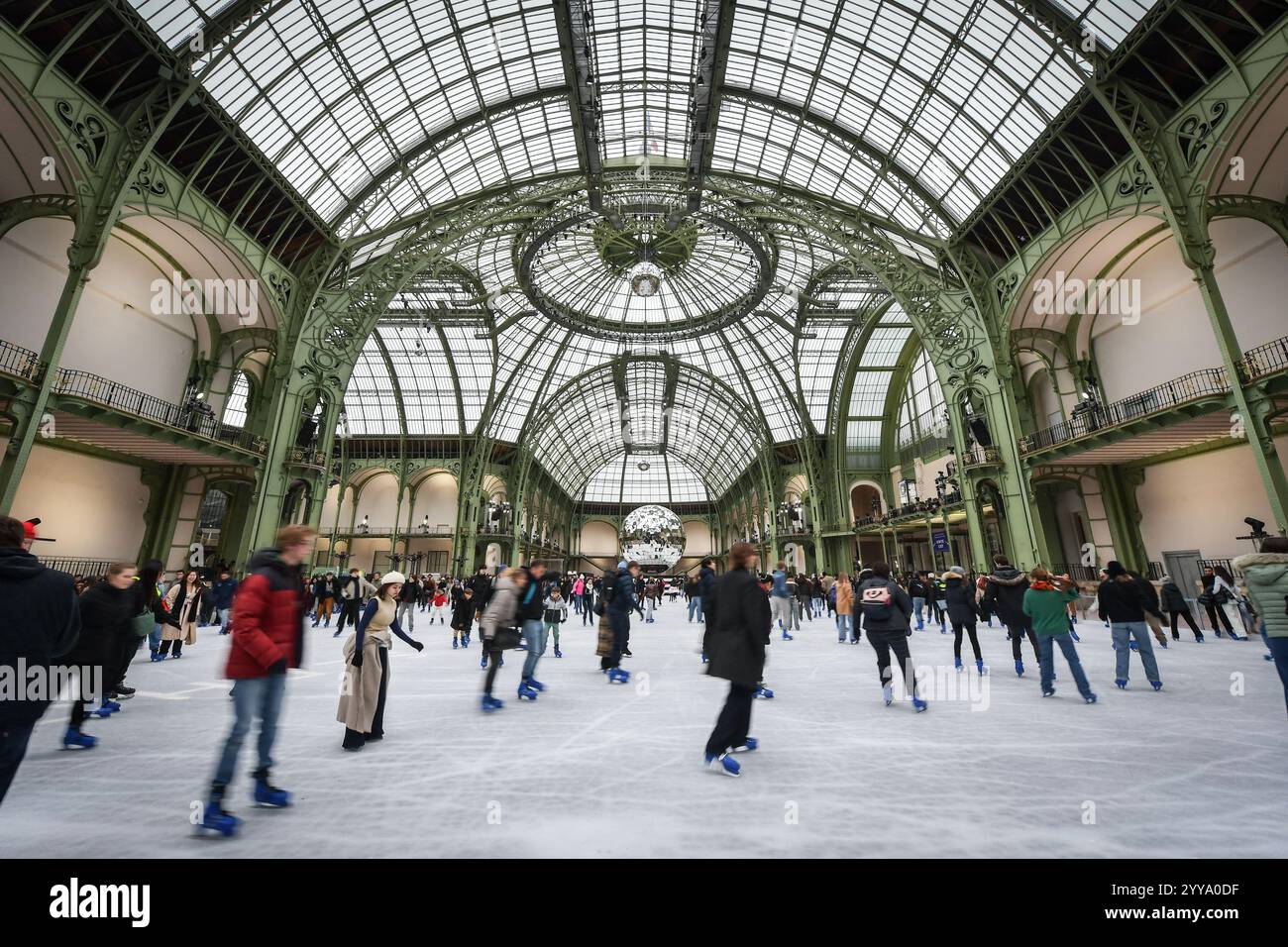 Paris, France. 20th Dec, 2024. Skating enthusiasts skate at a huge ice ...