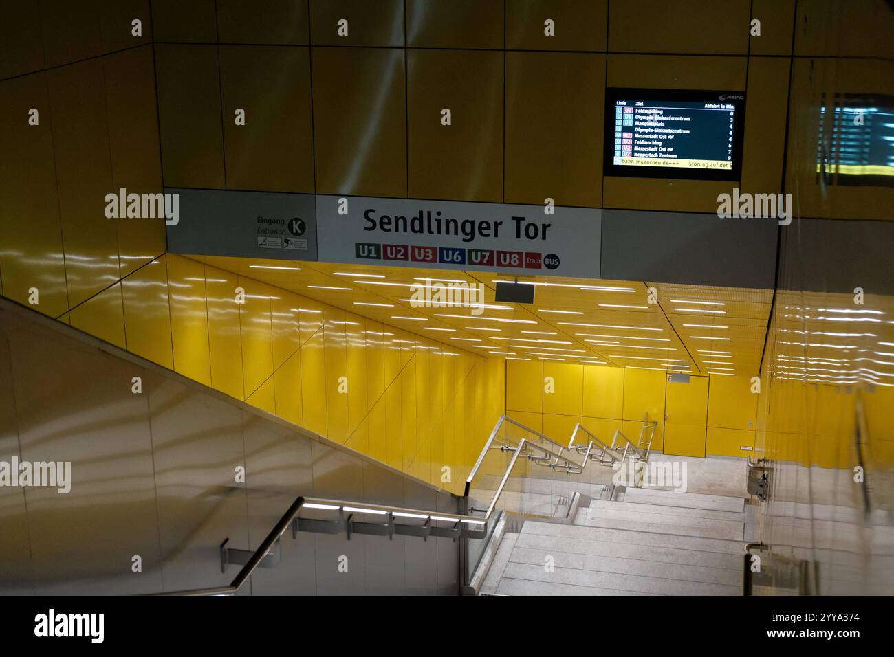 Eingang U-Bahn Station Sendlinger Tor Treppenaufgang zur U-Bahn Station Sendlinger Tor ...