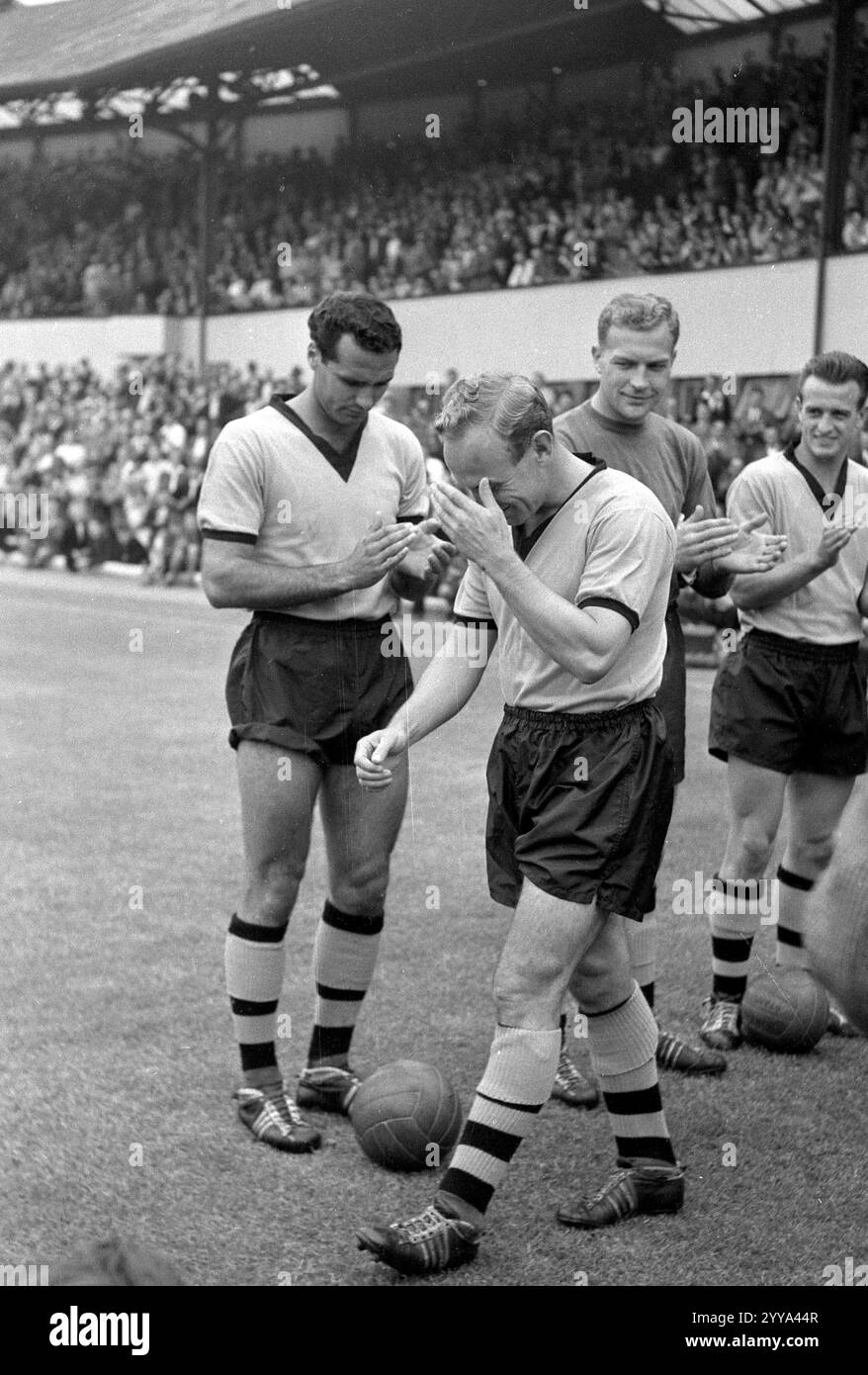 Wolverhampton Wanderers footballers form a guard of honour for Billy ...