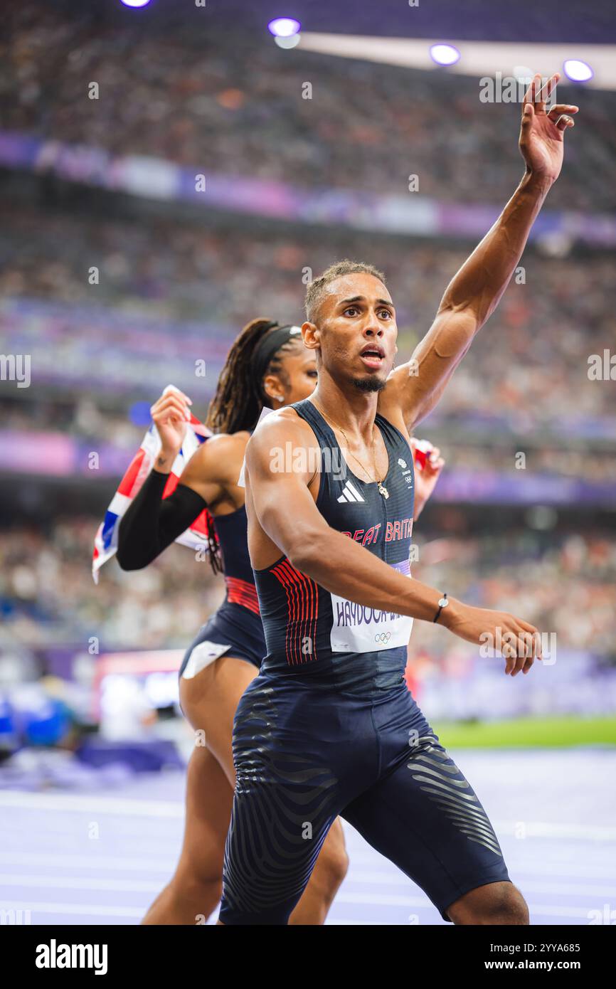 Alex Haydock-Wilson celebrating with her country's flag in the 4x400 ...