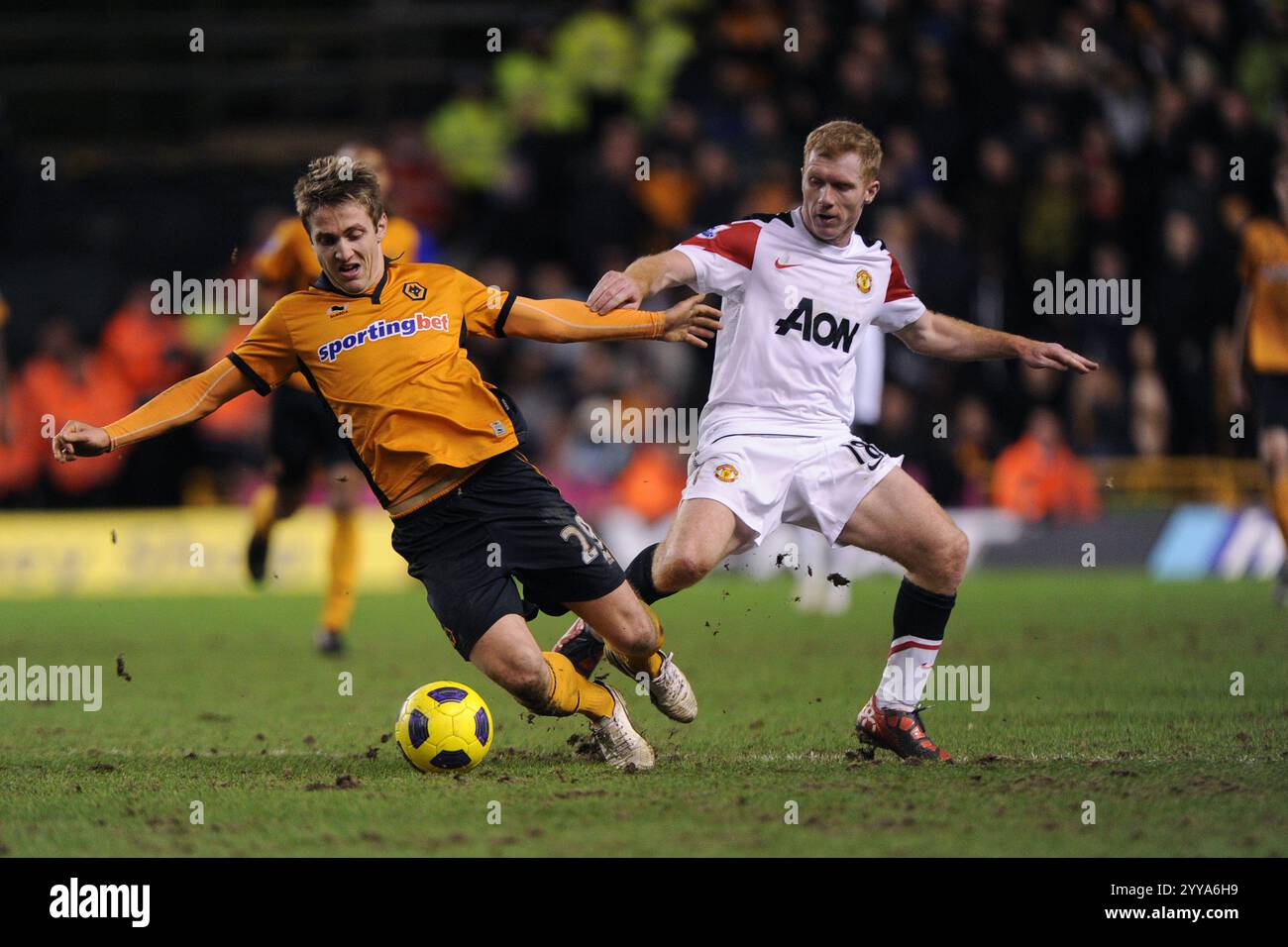 Kevin Doyle of Wolverhampton Wanderers and Paul Scholes of Manchester ...