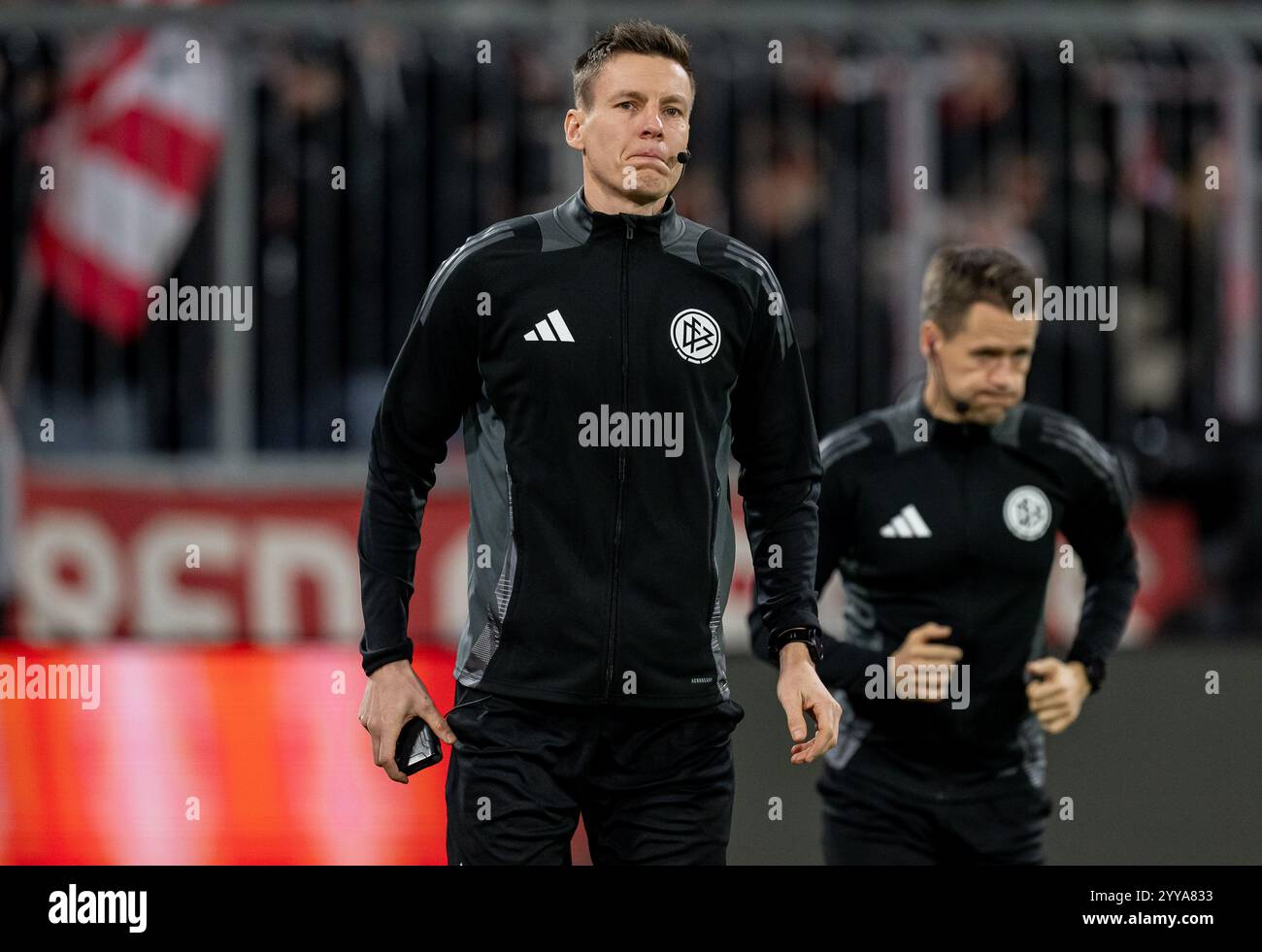 Daniel Siebert (Schiedsrichter) beim Aufwaermen. GER, FC Bayern ...