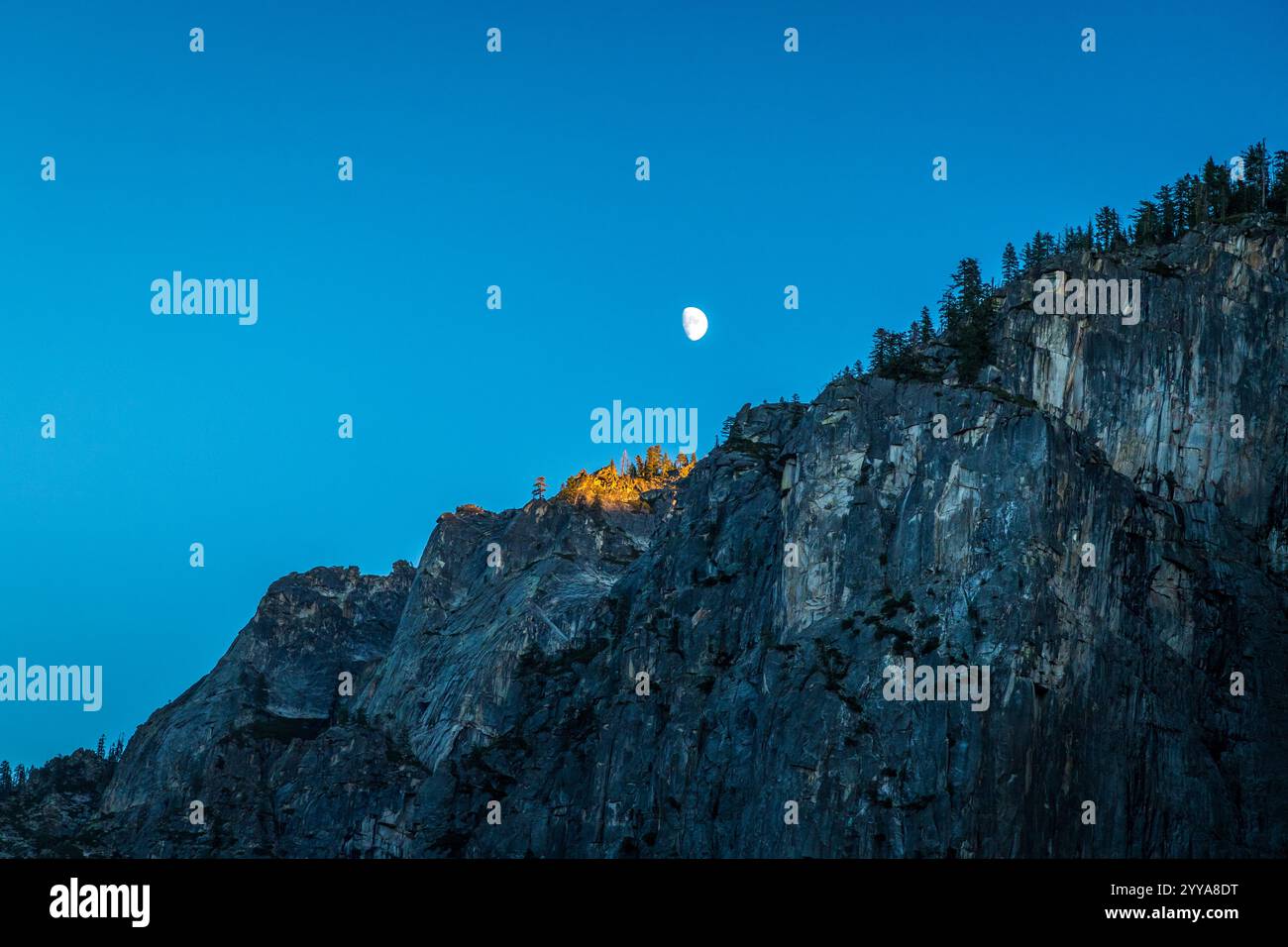 A breathtaking view of the Sierra Nevada mountains at dusk, showcasing ...