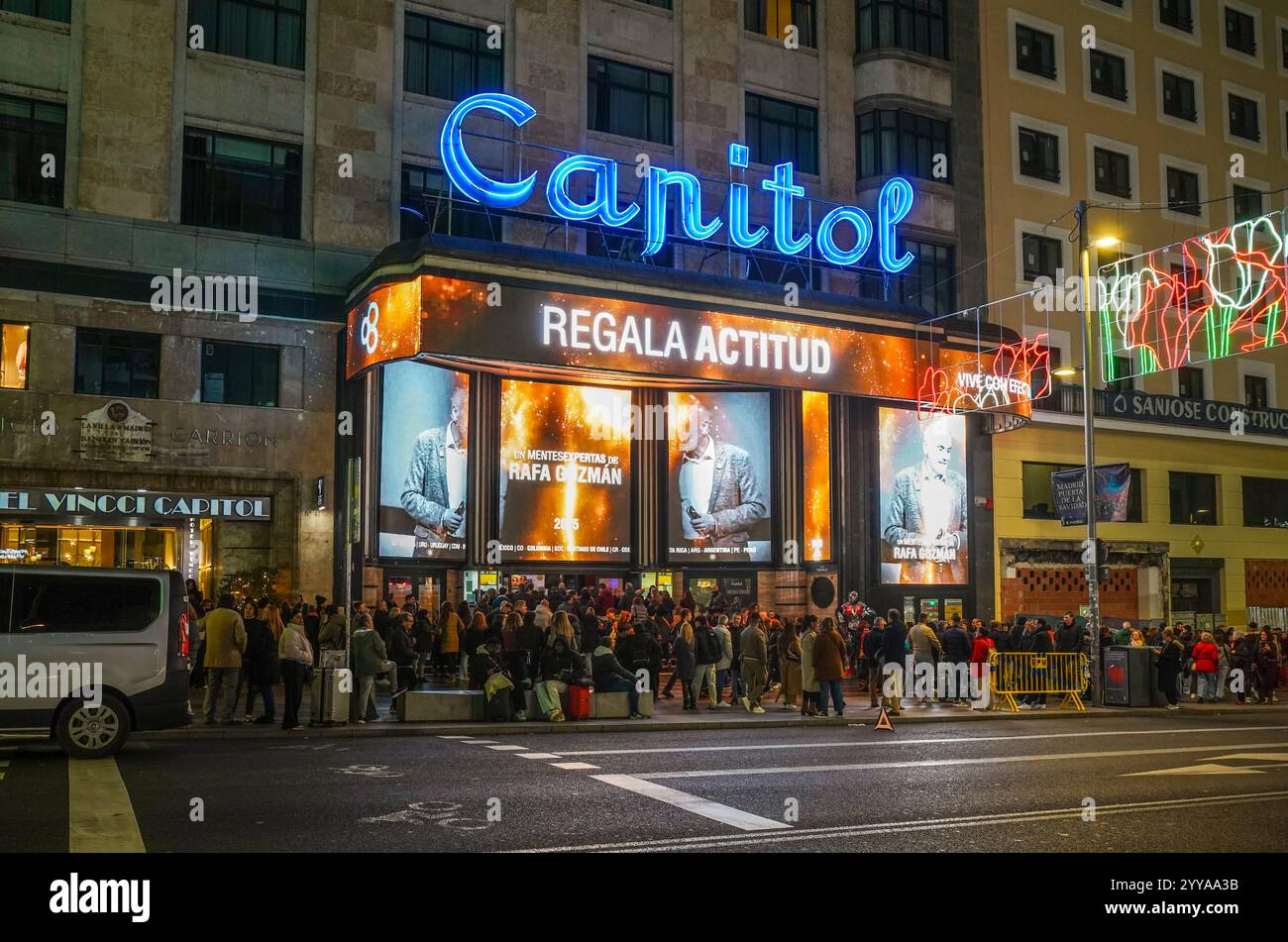 Movie theater, Capitol cinemas, with crowd at night Madrid, Spain Stock ...