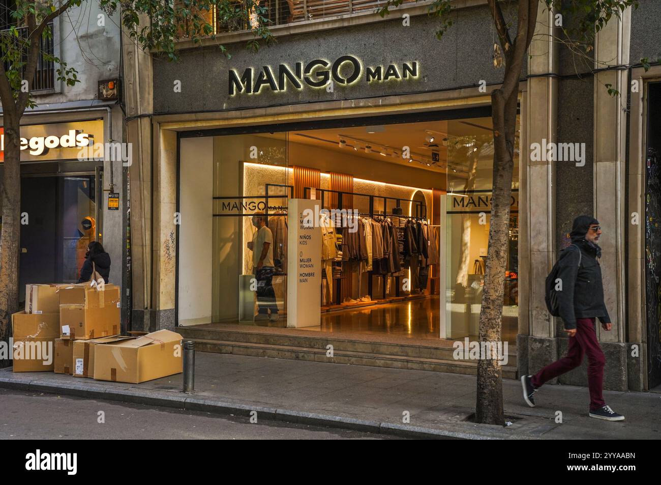 Shop front madrid spain hi-res stock photography and images - Alamy