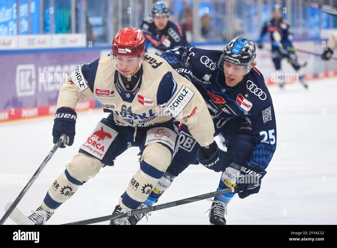 Boaz Bassen (Schwenninger Wild Wings, #64) mit Leon Huettl (ERC ...