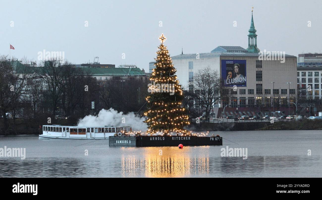 Die beleuchtete Alstertanne auf der Binnenalster an einem regnerischen ...