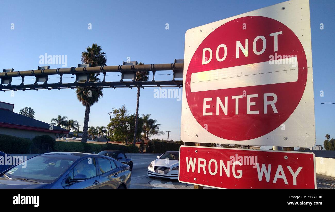 Freeway traffic sign "Do not enter. Wrong Way". Los Angeles, California, USA Stock Photo - Alamy