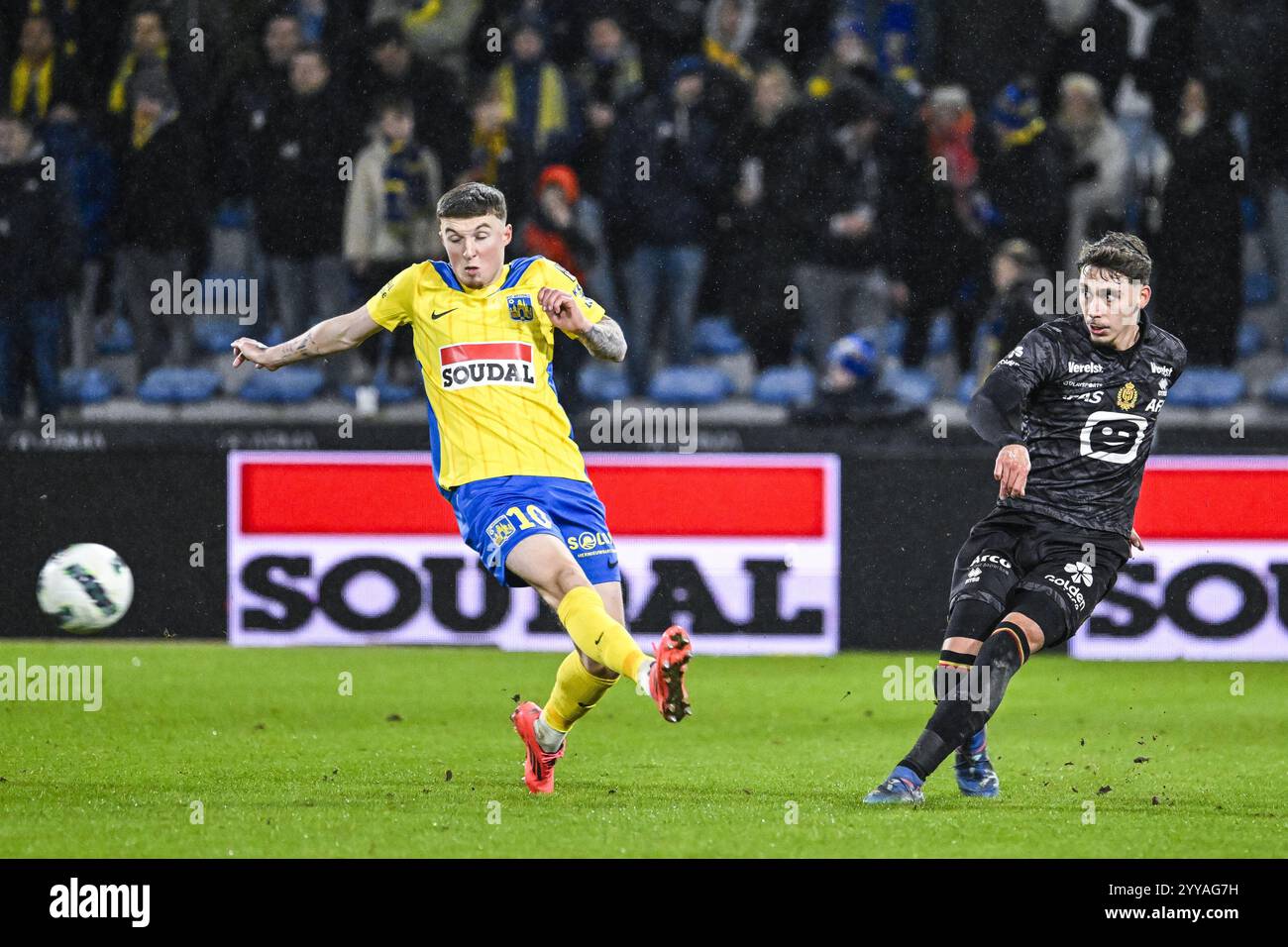 Westerlo, Belgium. 20th Dec, 2024. Westerlo's Alfie Devine and Mechelen ...