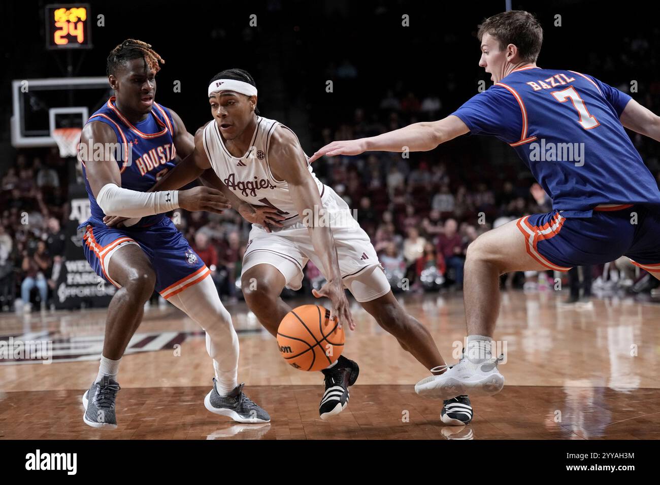 Texas A&M guard Zhuric Phelps (1) drives the lane against Houston ...