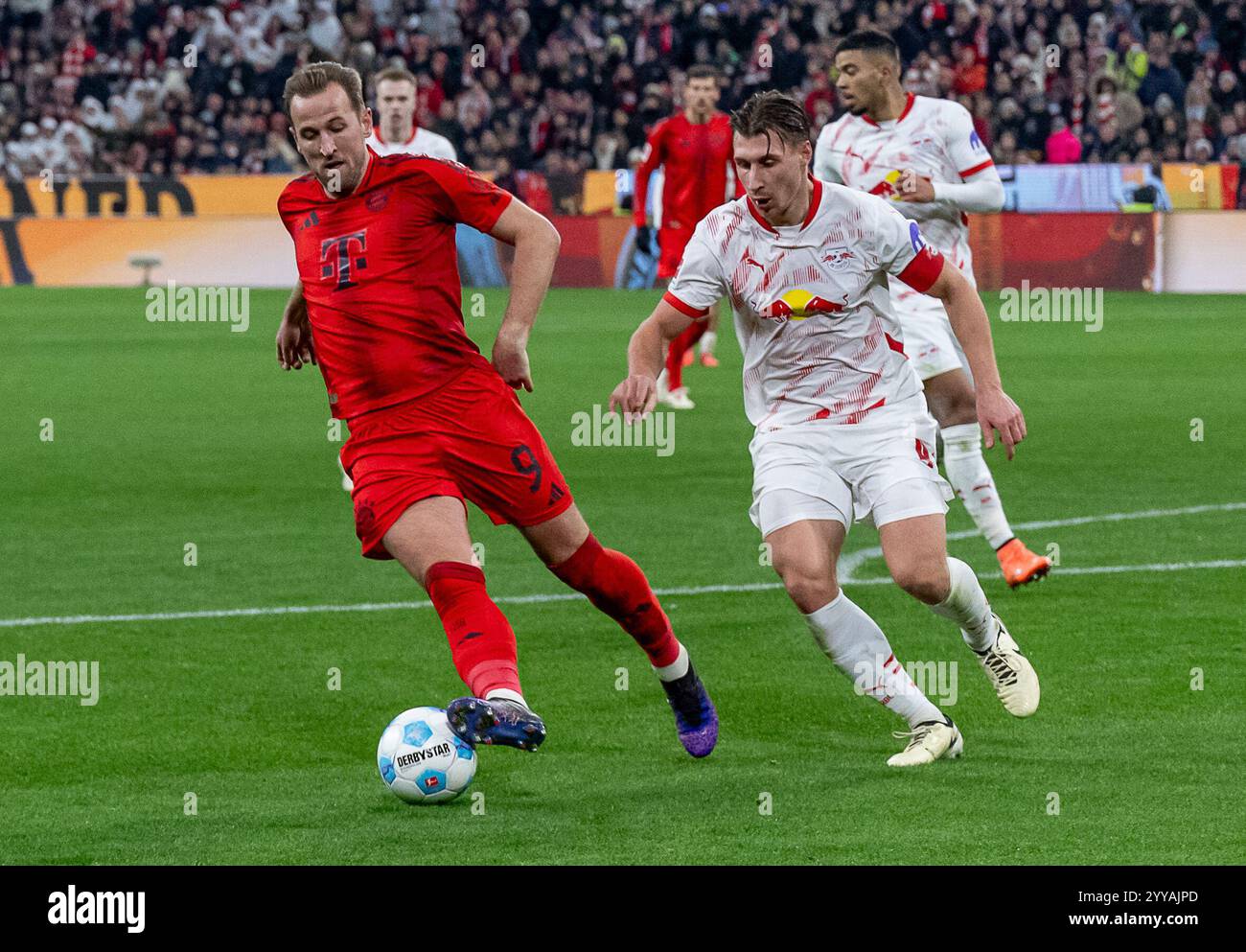 Kampf um den Ball / Zweikampf zwischen Harry Kane (FC Bayern Muenchen ...