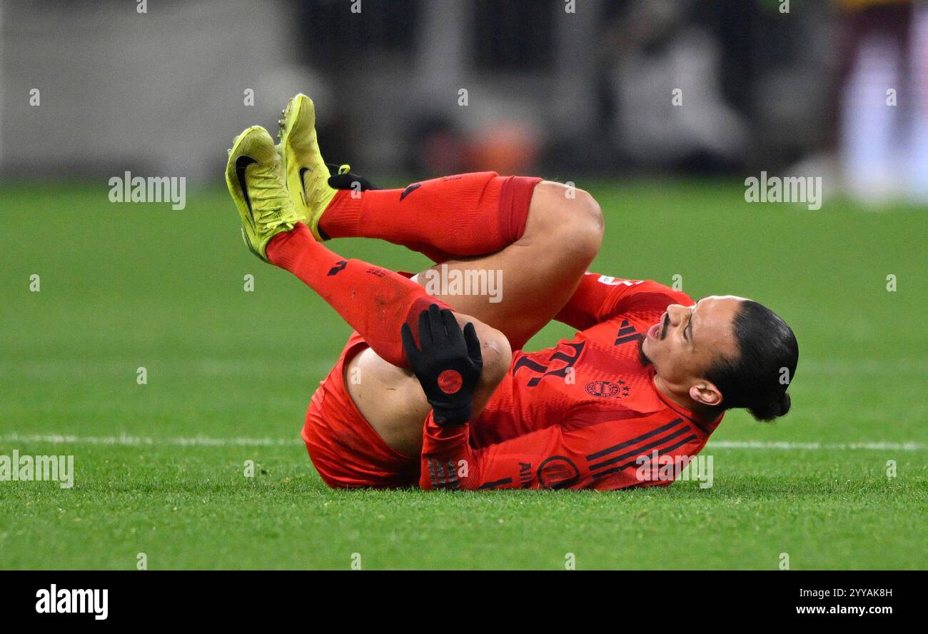 Leroy Sane FC Bayern Muenchen FCB (10) verletzt Verletzung FC Bayern Muenchen vs. RB Leipzig ...