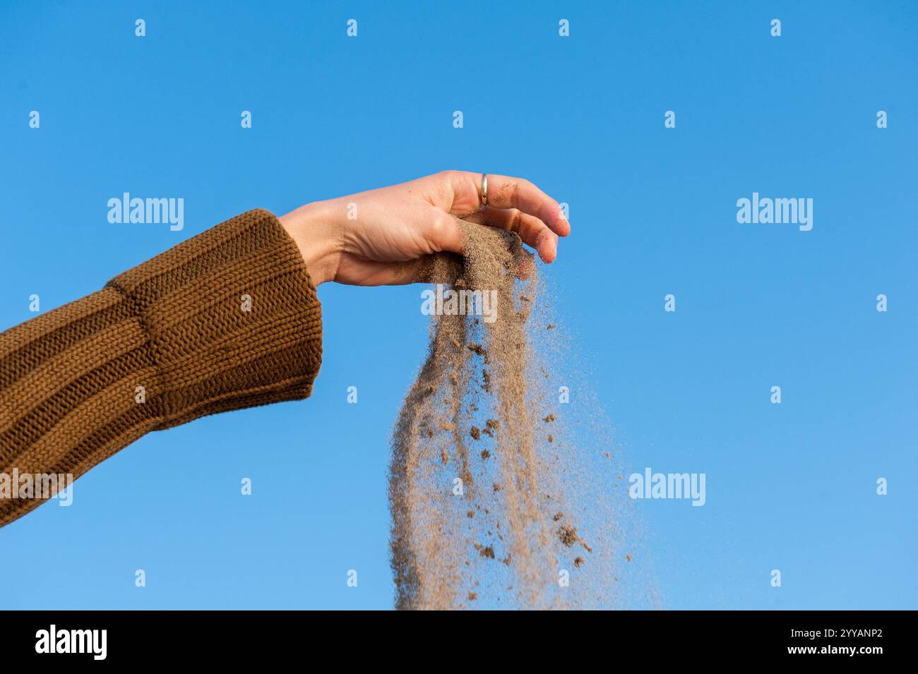 Hand pouring sand hi-res stock photography and images - Alamy