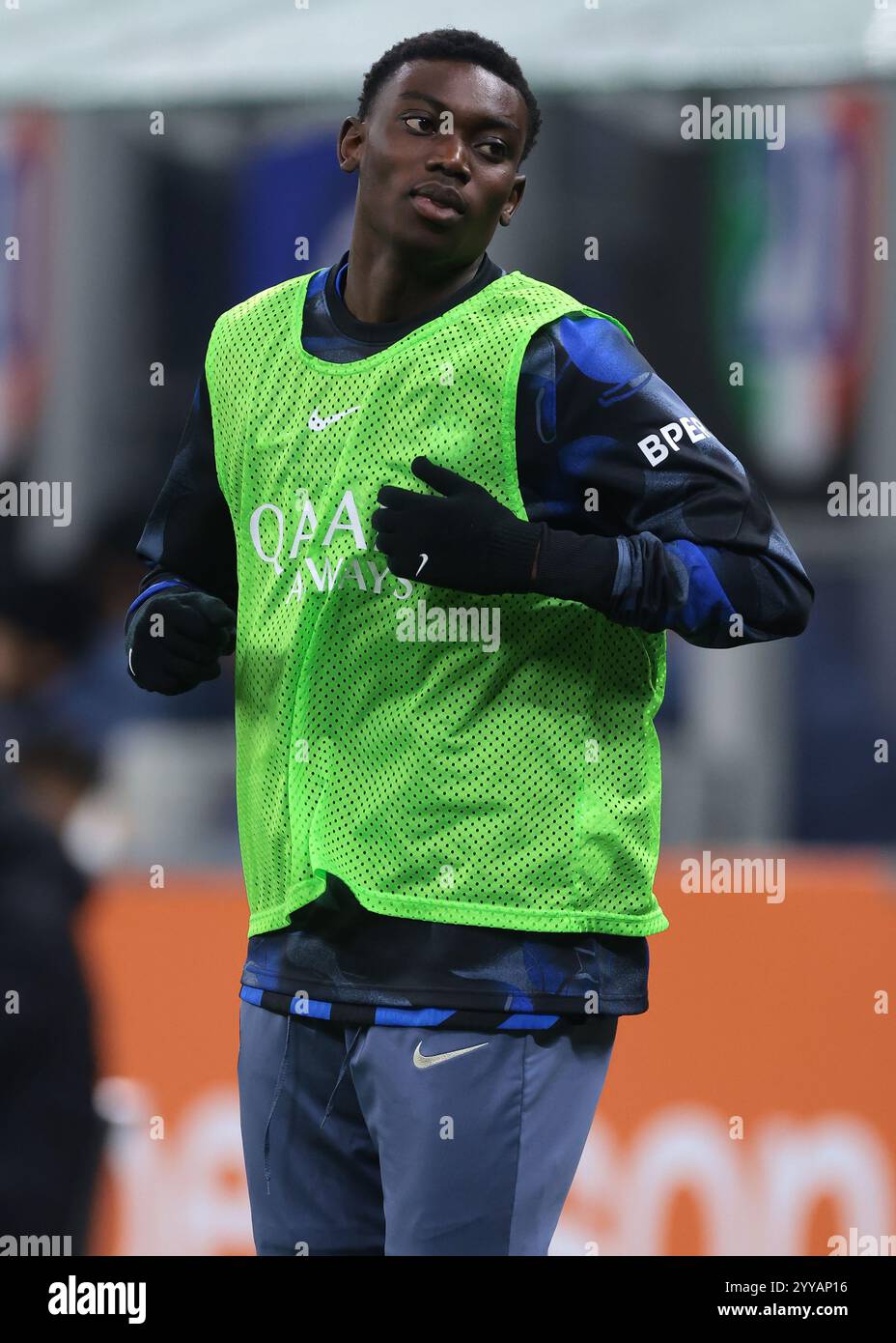 Milan, Italy. 19th Dec, 2024. Mike Aidoo of FC Internazionale wamrs up ...