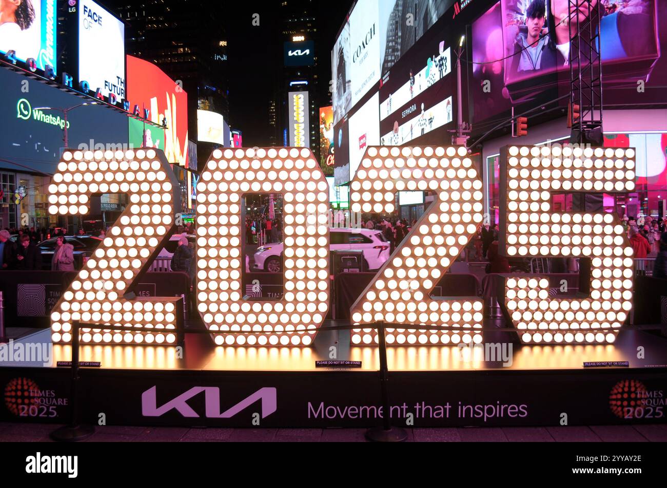 Times square 2025 hi-res stock photography and images - Alamy
