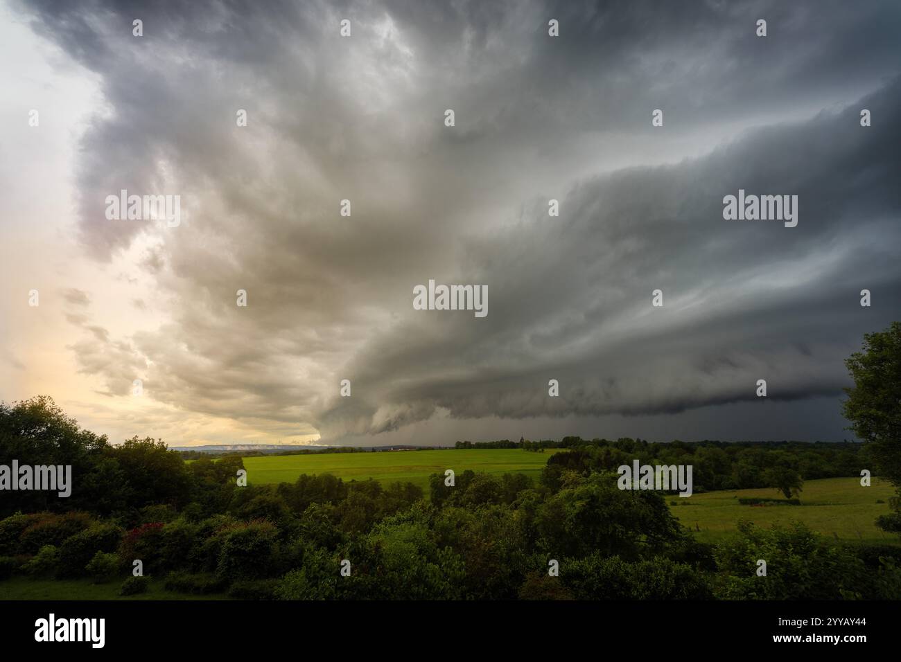 Supercell Amboss Cumulonimbus Cloud with Thunder Storm Stock Photo - Alamy