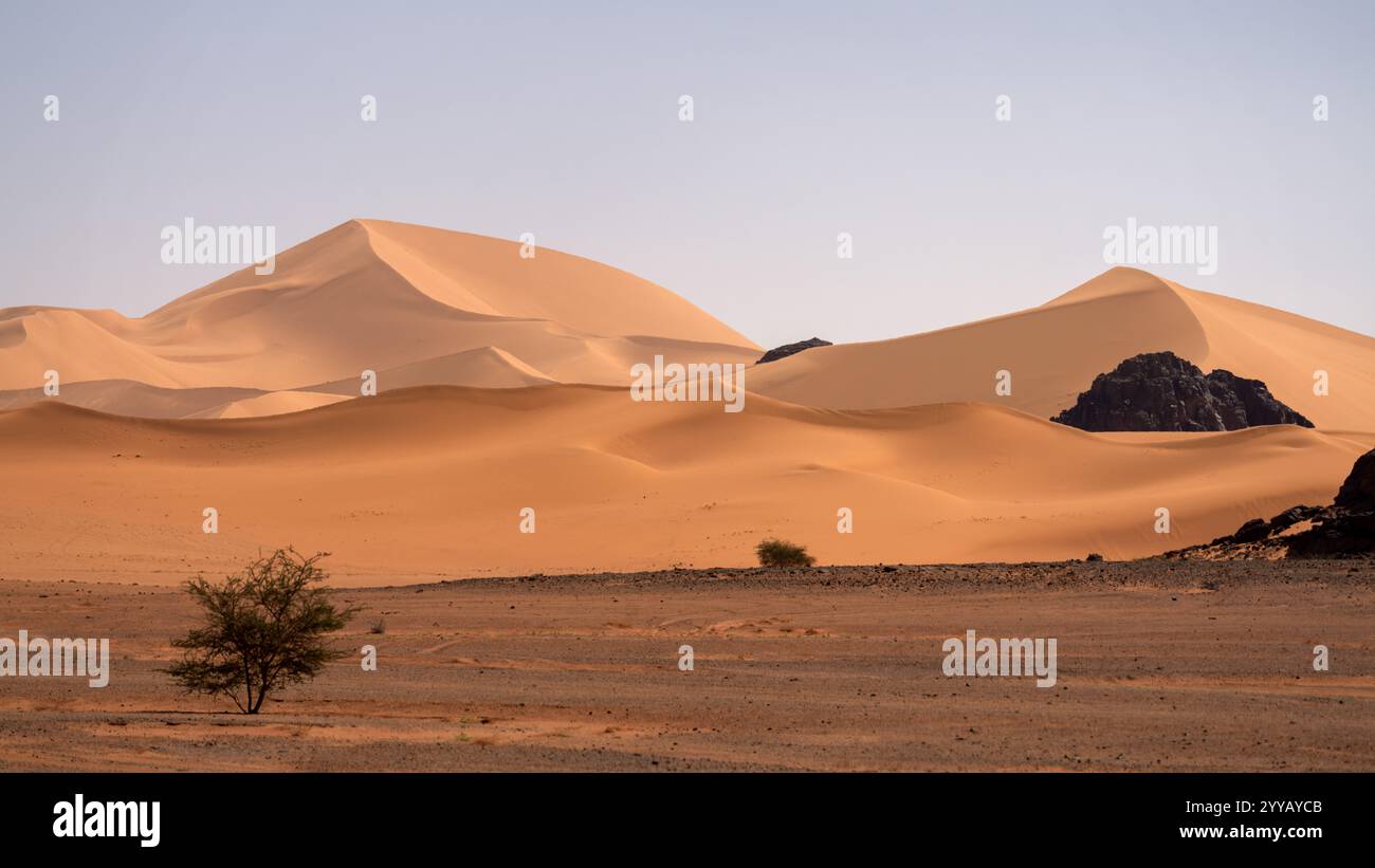 Sahara Desert Tadrart Rouge in Southern Algeria Stock Photo - Alamy
