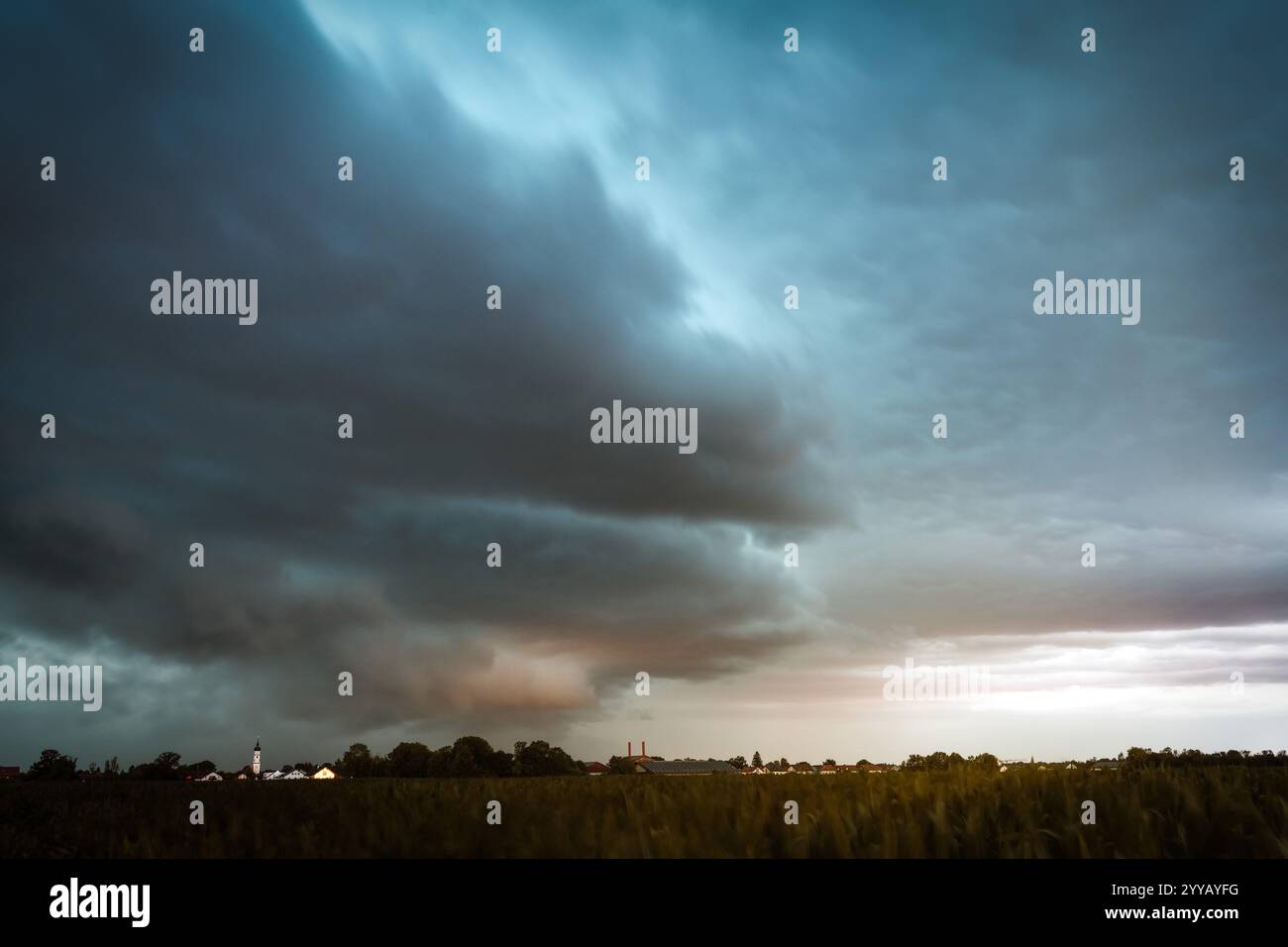 Supercell Amboss Cumulonimbus Cloud with Thunder Storm Stock Photo - Alamy