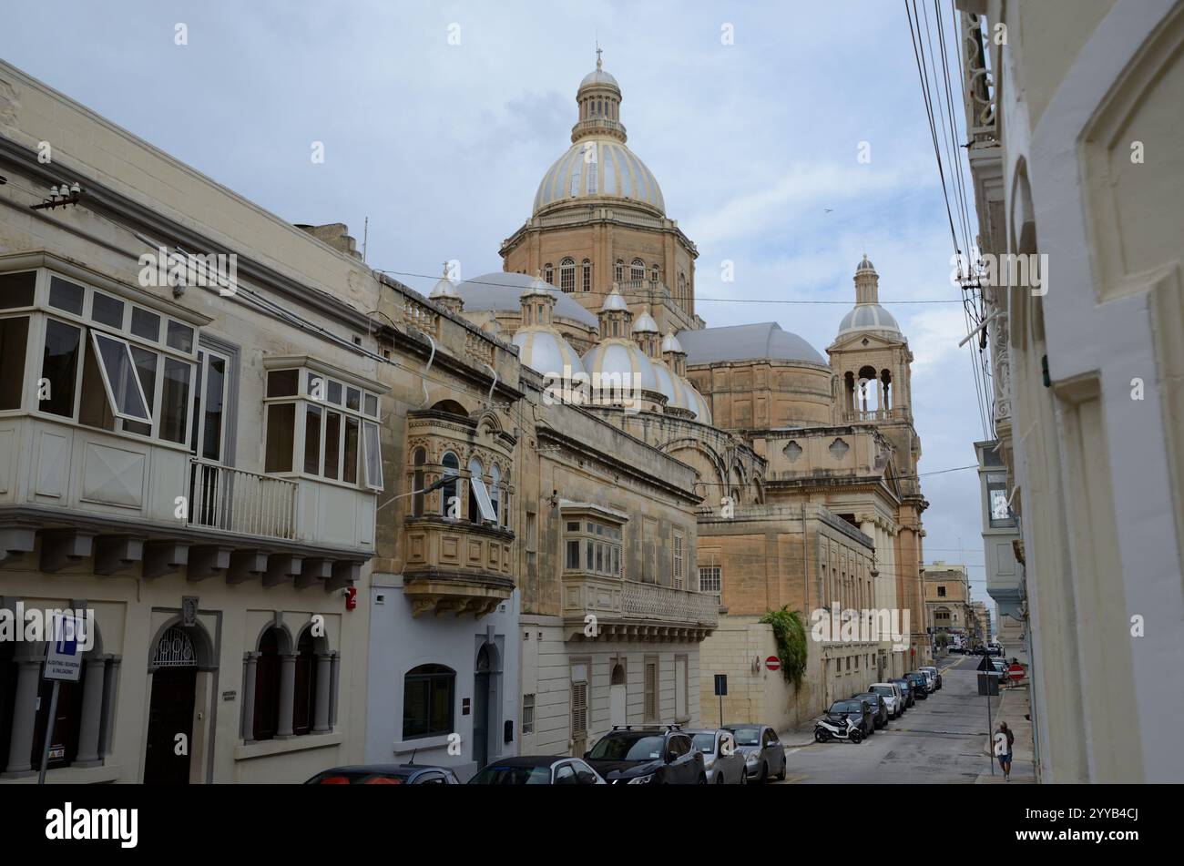 Street view basilica buildings hi-res stock photography and images - Alamy