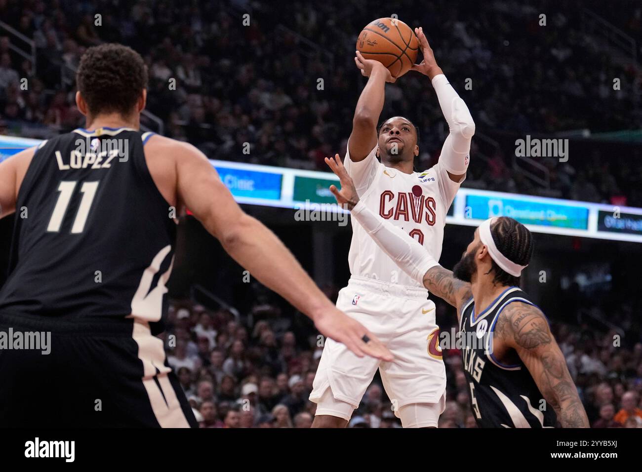 Cleveland Cavaliers guard Darius Garland, center, shoots in front of ...