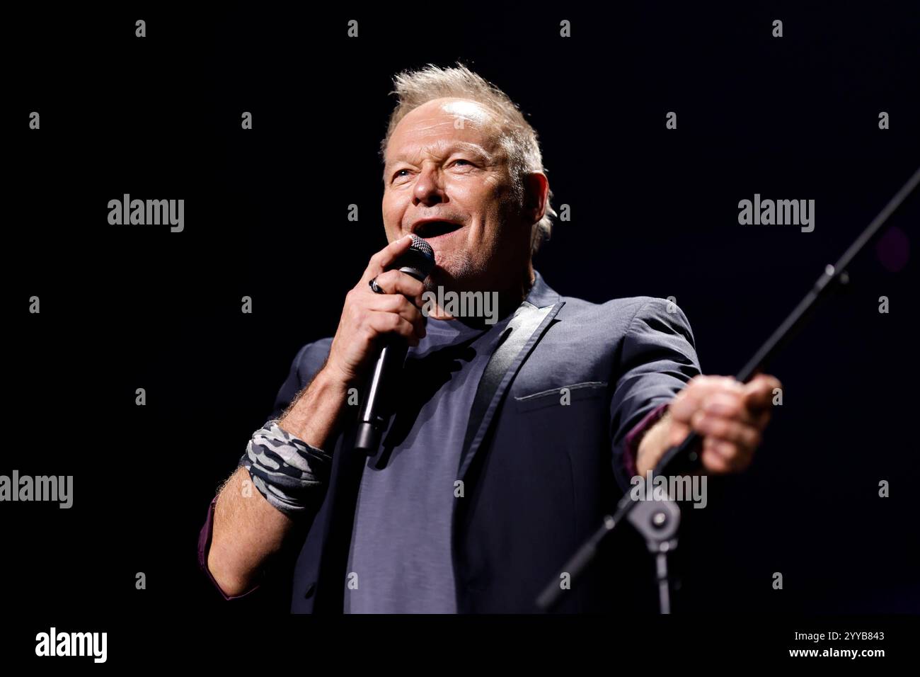 Sänger Nick van Eede von Cutting Crew bei der 30. Night of the Proms ...