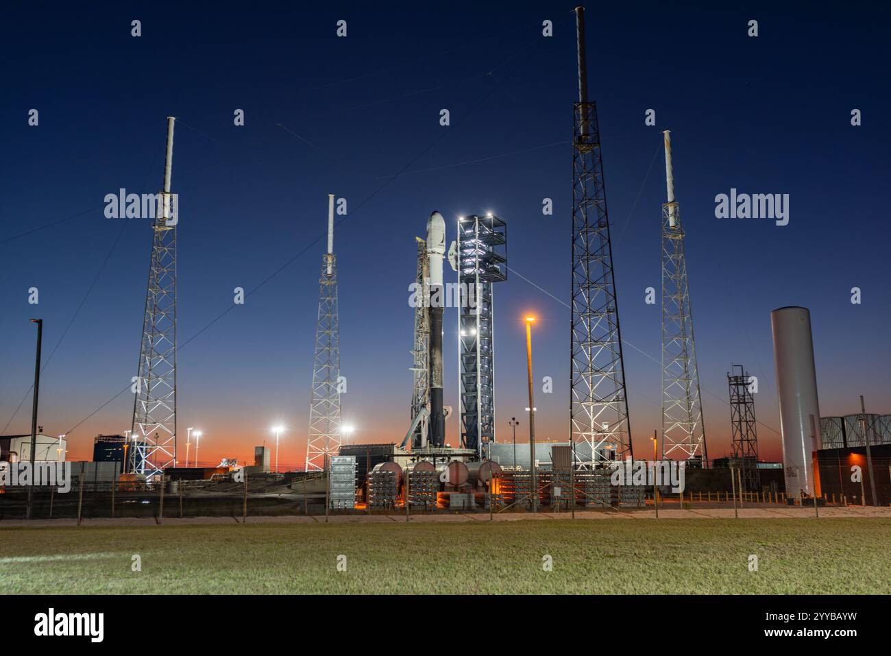 Falcon 9 fairing hi-res stock photography and images - Alamy