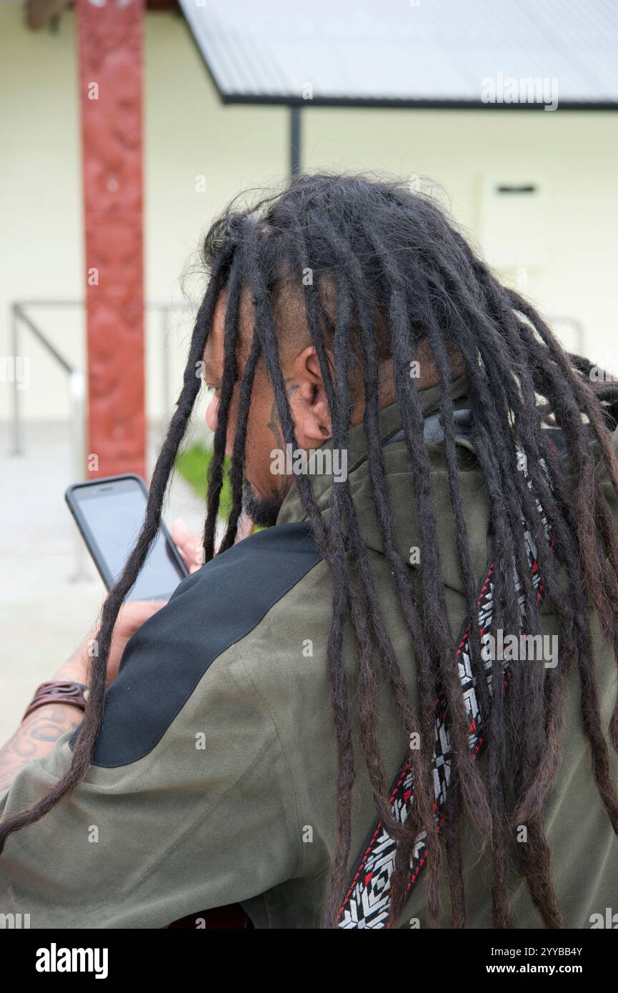 Maori man using cell phone hi-res stock photography and images - Alamy