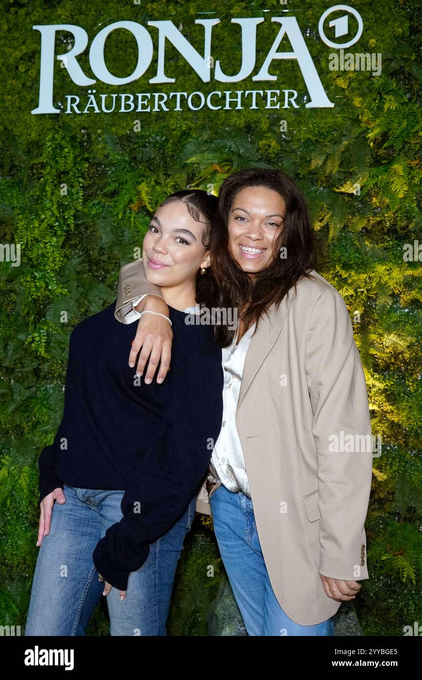 Rebecca Lina mit Tochter Laena bei der Premiere der Fernsehserie Ronja ...