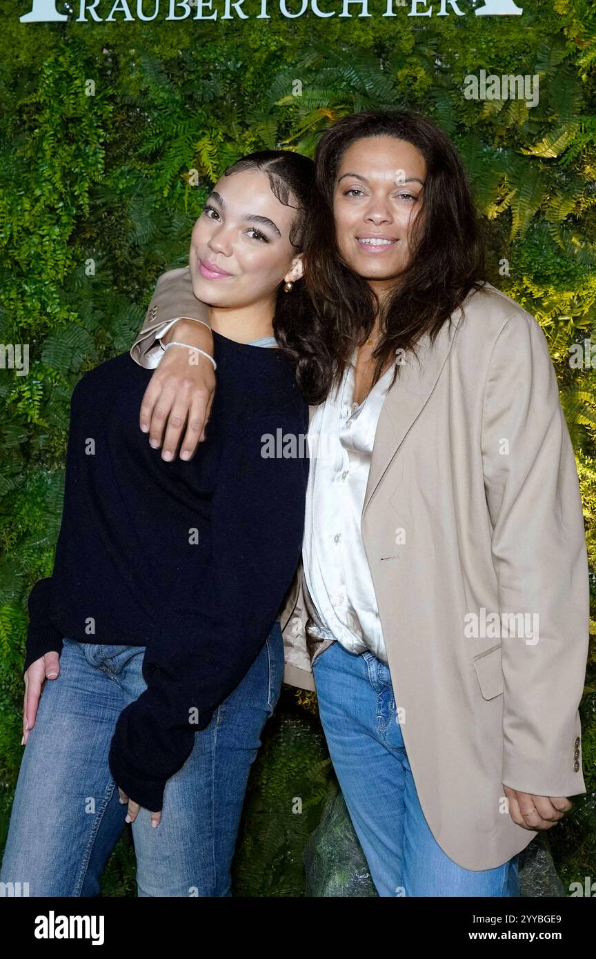 Rebecca Lina mit Tochter Laena bei der Premiere der Fernsehserie Ronja ...