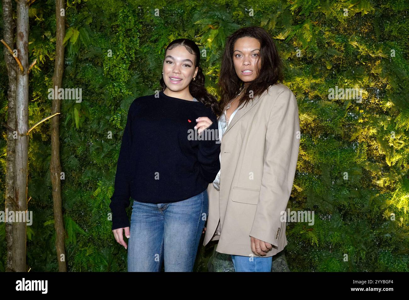 Rebecca Lina mit Tochter Laena bei der Premiere der Fernsehserie Ronja ...