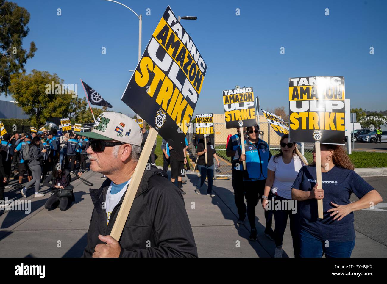 Los Angeles, United States. 20th Dec, 2024. Amazon workers picket ...