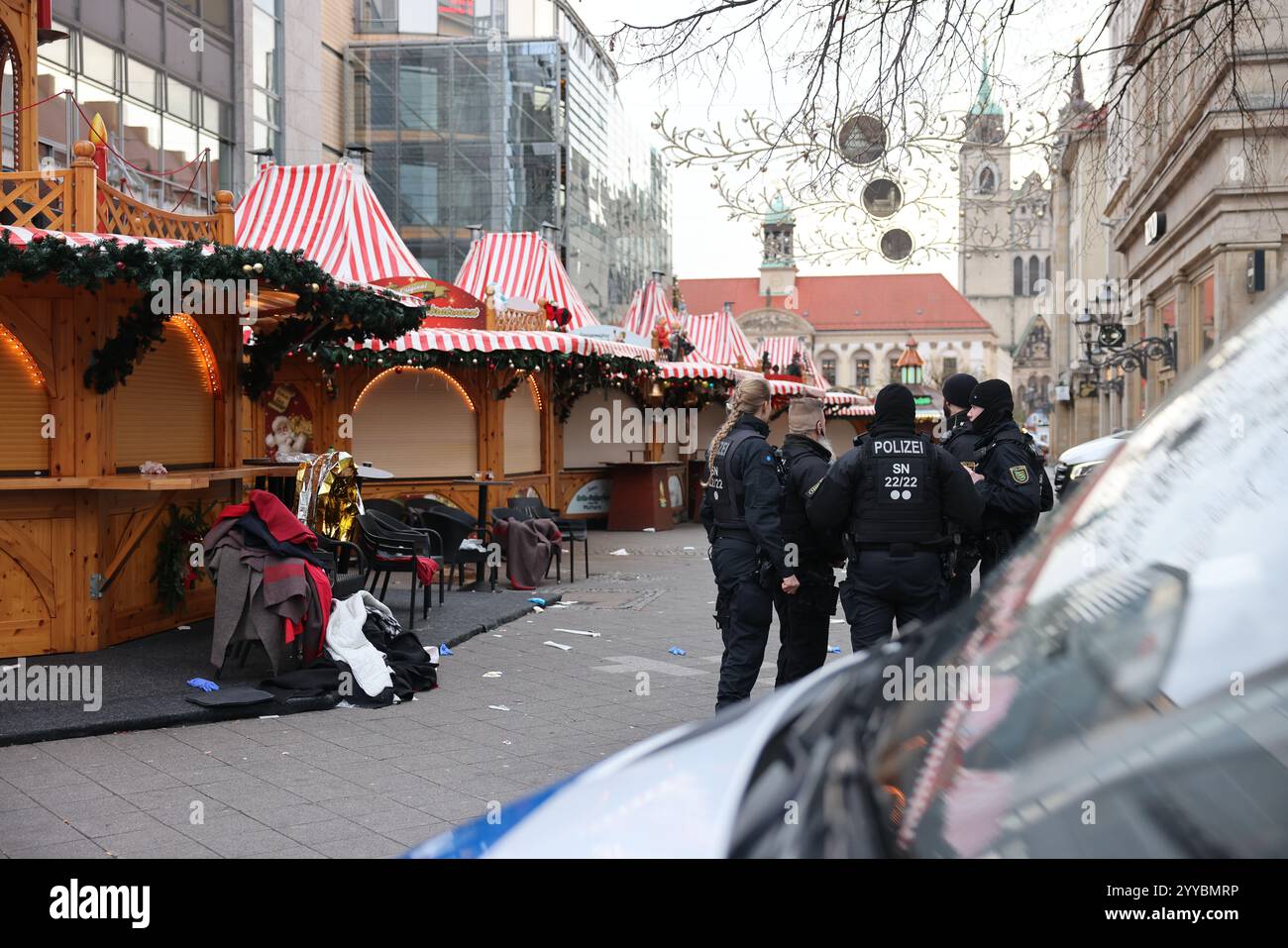 Magdeburg, Germany. 21st Dec, 2024. Police officers stand at a barrier ...