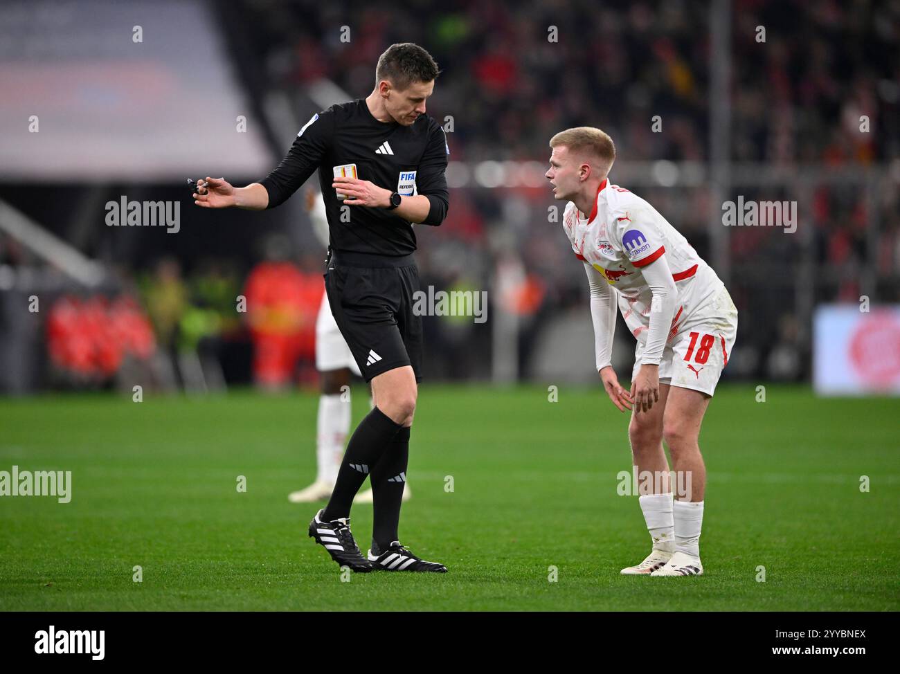 Schiedsrichter Referee Daniel Siebert Gestik Geste bittet Arthur ...