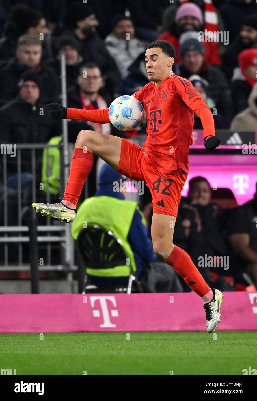 Jamal Musiala FC Bayern Muenchen FCB (42) Aktion am Ball FC Bayern ...