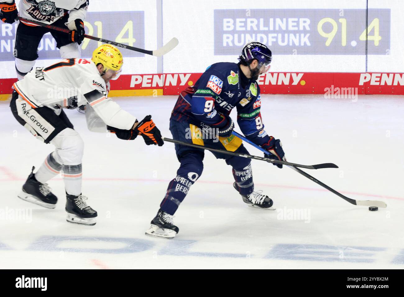 Berlin, Deutschland. 20th Dec, 2024. 20.12.2024, Uber-Arena, Berlin, DEU, DEL, 1.EBL, Eisbaeren ...