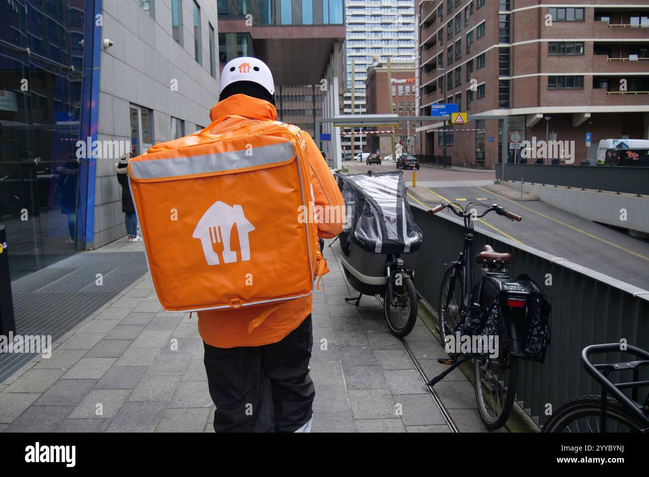 Lieferdienst Fahrer von Lieferando liefert Essen aus. Lieferdienste ...