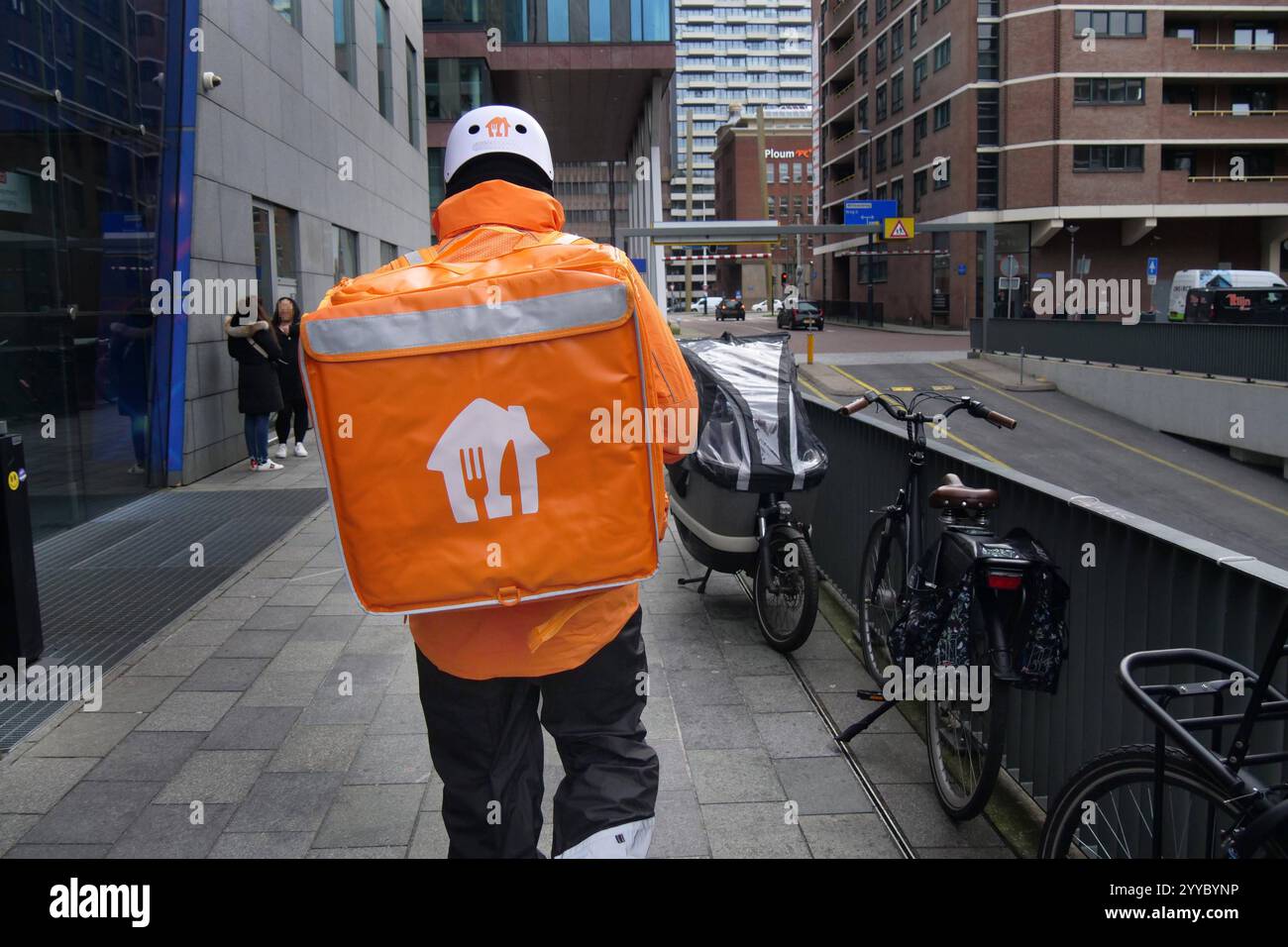 Lieferdienst Fahrer von Lieferando liefert Essen aus. Lieferdienste ...